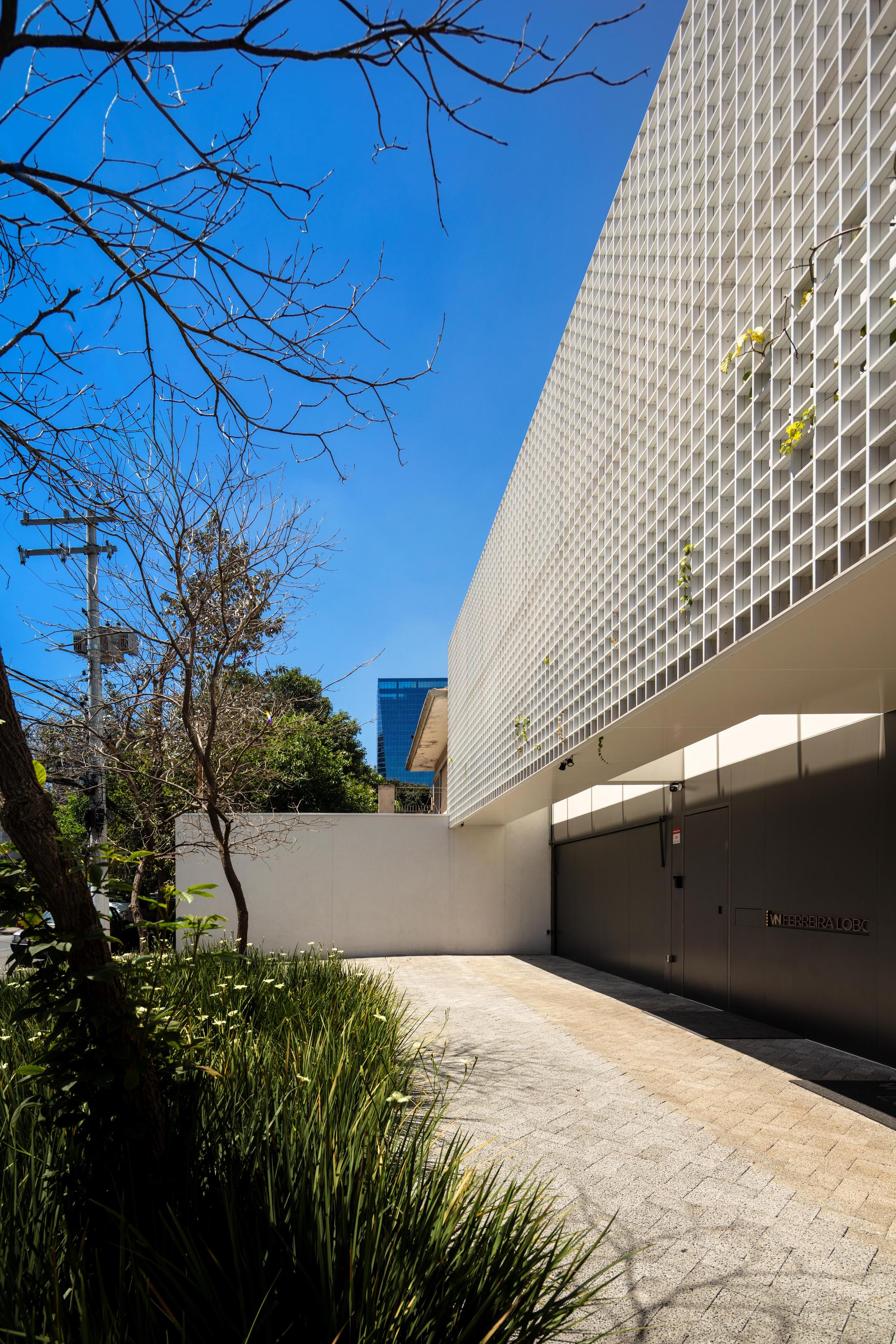 Gallery of VN Ferreira Lobo Building / Studio Arthur Casas - 9