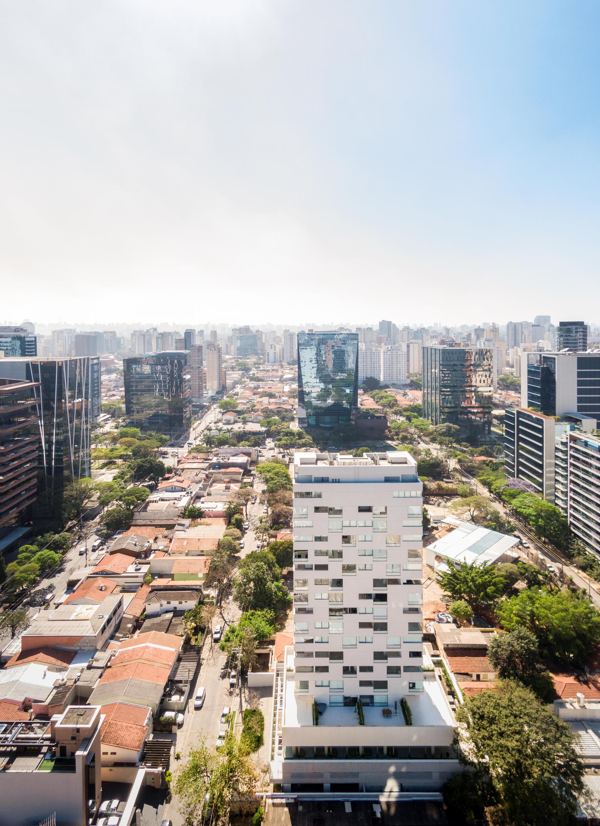 Gallery of VN Ferreira Lobo Building / Studio Arthur Casas - 12
