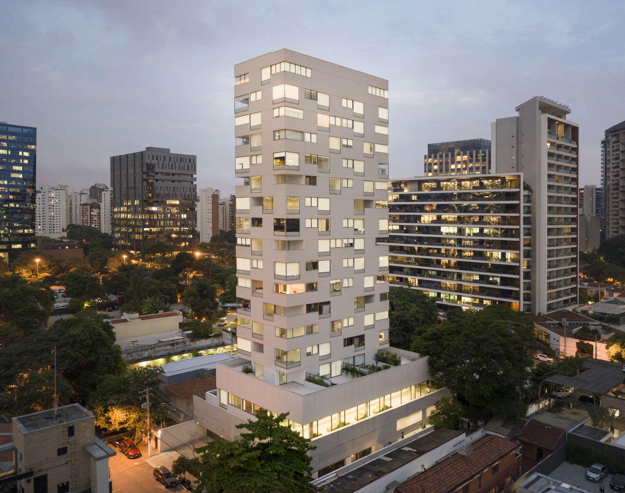 VN Ferreira Lobo Building / Studio Arthur Casas | ArchDaily