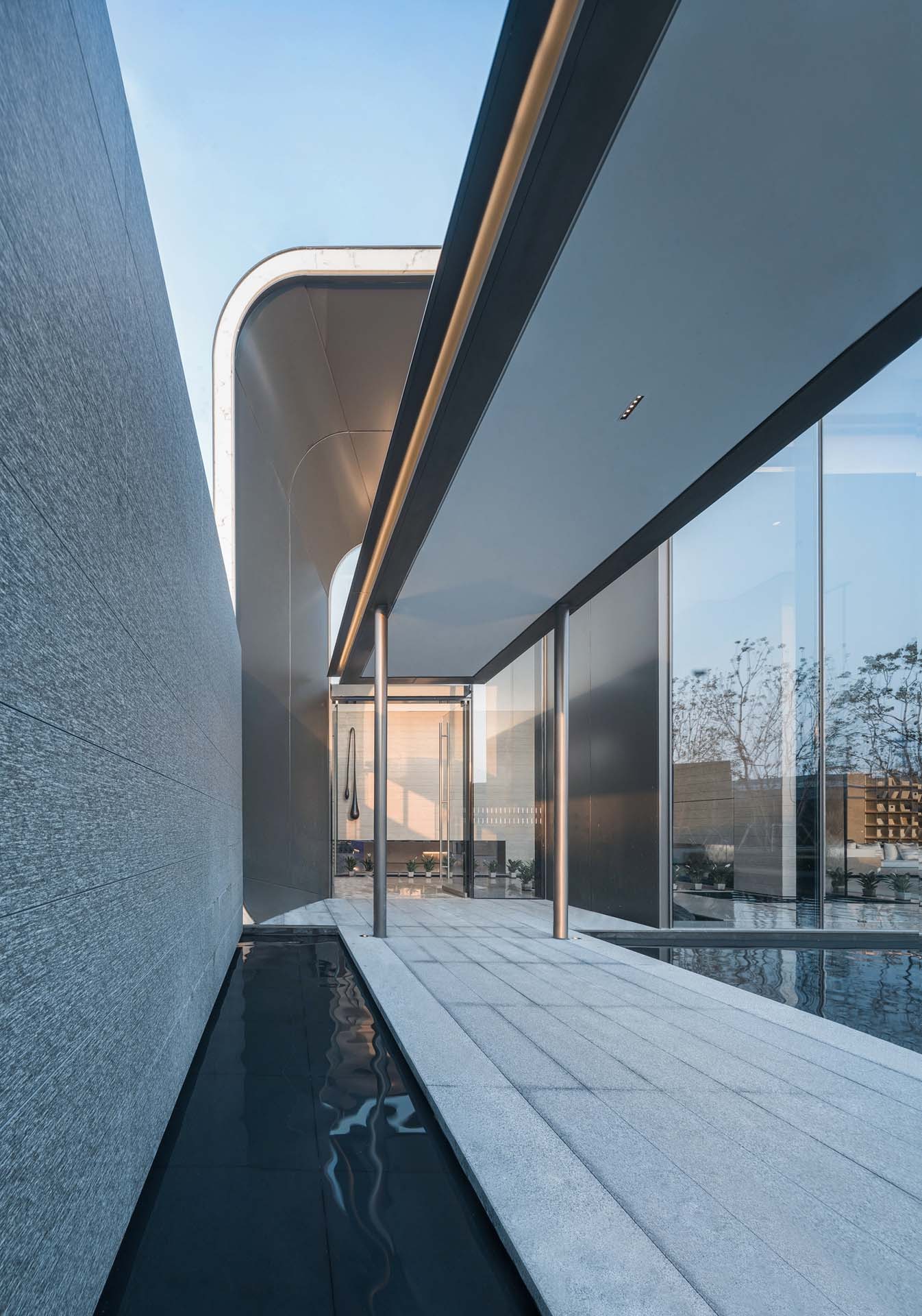 Gallery of Super Fluid Artistic Life House / gad · line+ studio - 4