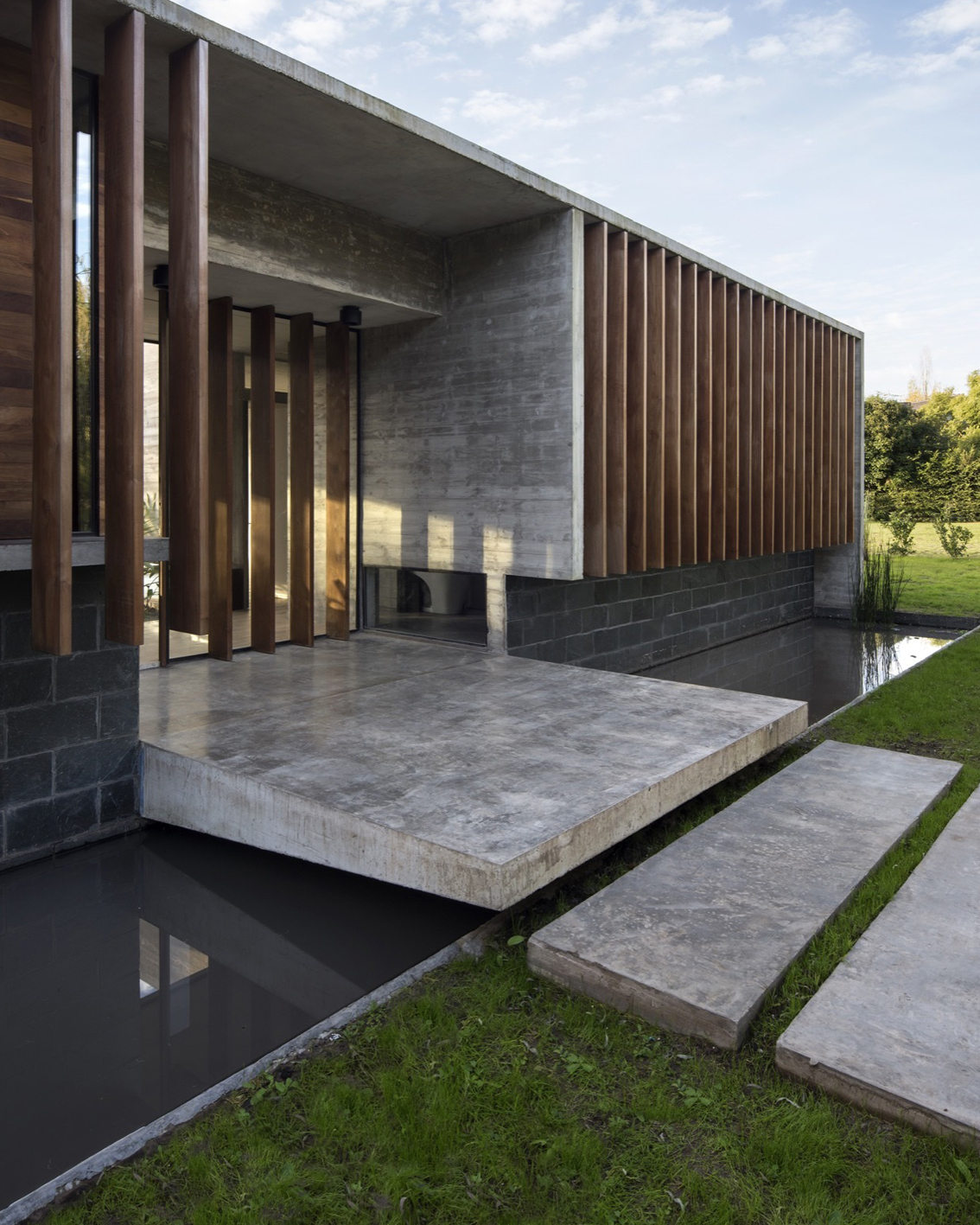 Galería de Espejos de agua en casas argentinas: ejemplos en planta y ...