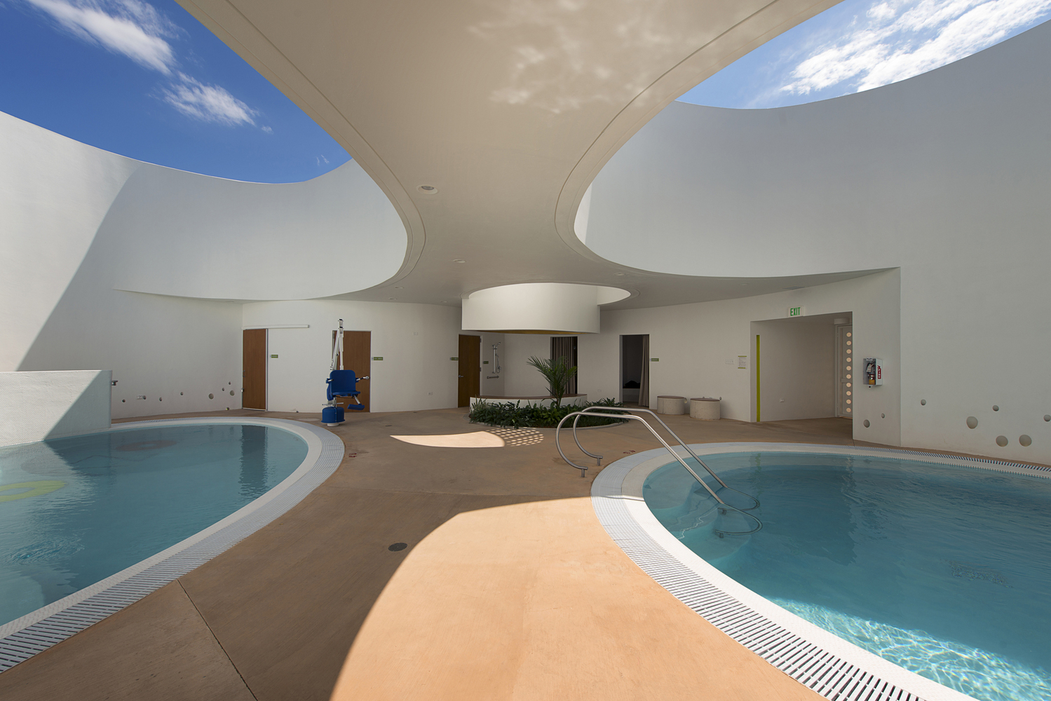 Gallery of Water and Public Spaces: 19 Pools Around the World - 15