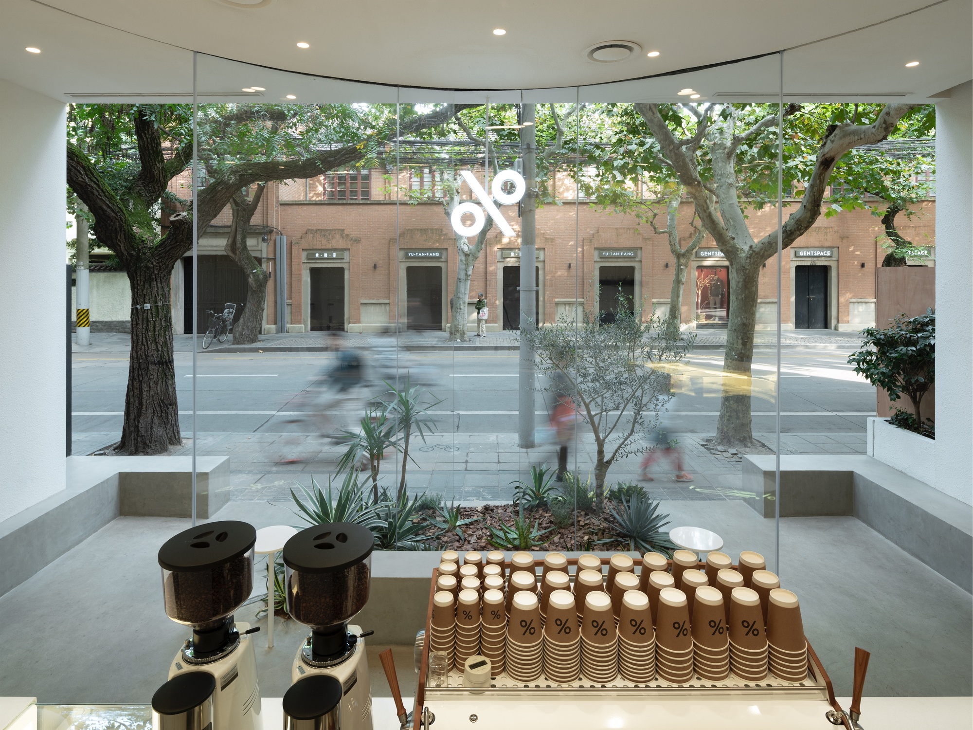 Gallery of %Arabica Coffee / B.l.U.E. Architecture Studio - 4