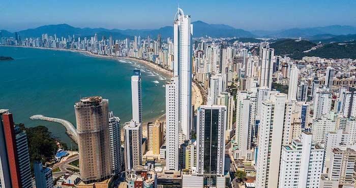 Galeria de Maior edifício residencial do país é concluído em Balneário ...