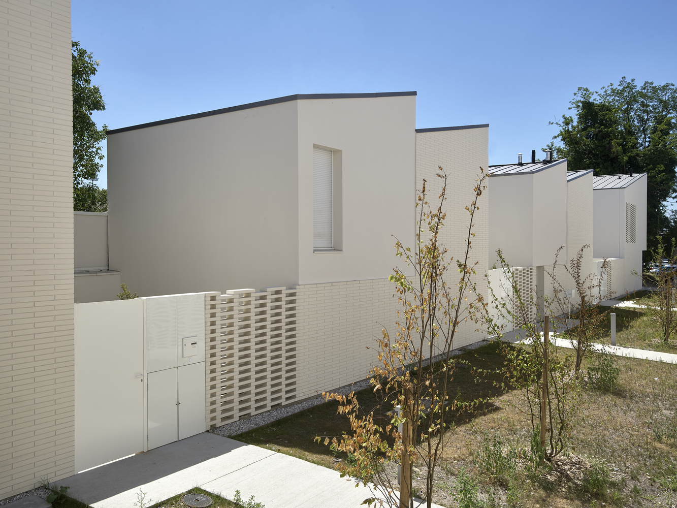 Gallery of Instant B Housing / Faye Architectes & Associes + Nadau ...