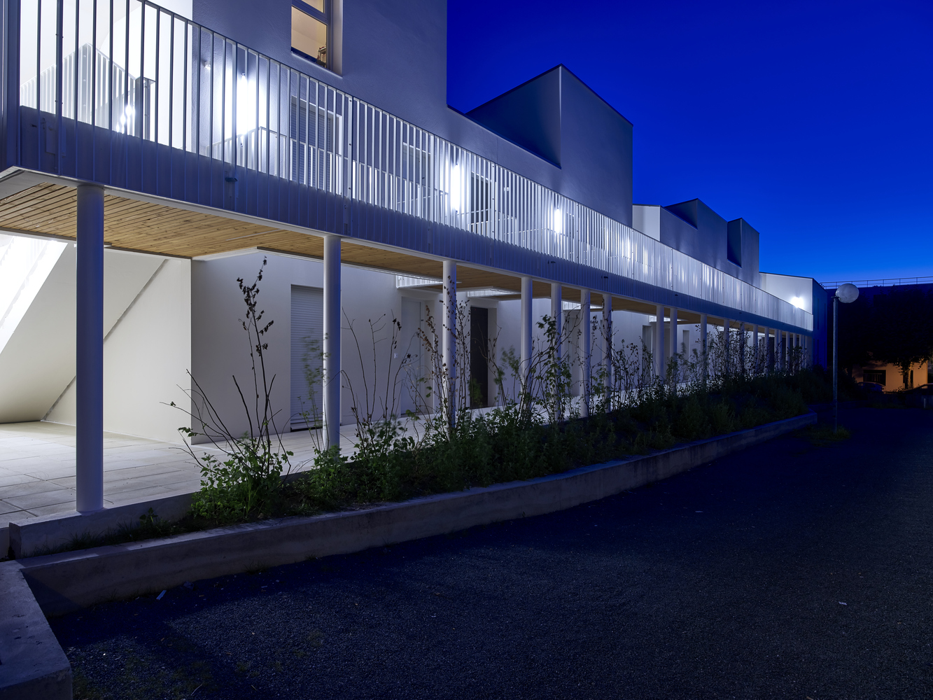 Gallery of Instant B Housing / Faye Architectes & Associes + Nadau ...