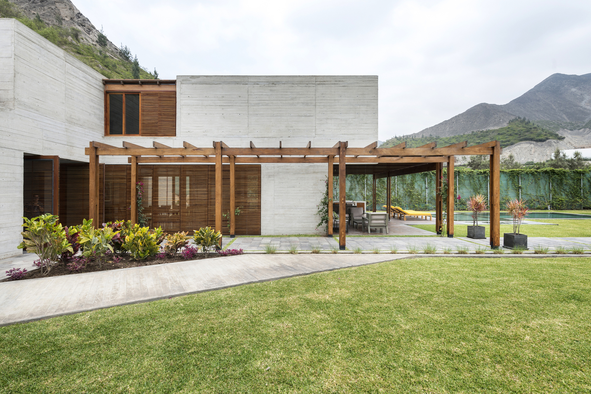 Gallery of Designing with Nature: Peruvian Homes Built for the Outdoors ...
