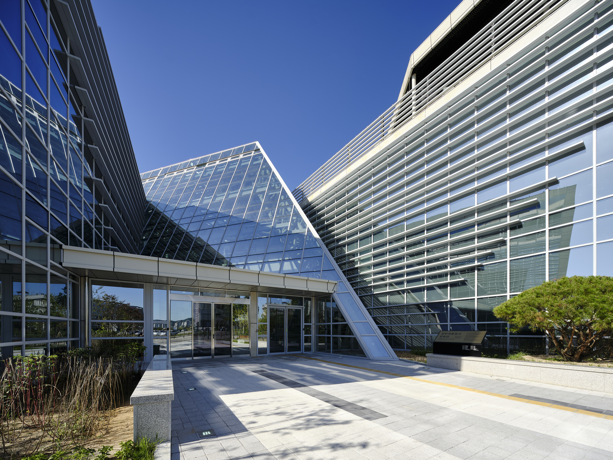 Gallery of Sejong Government Complex Cultural Center / Daain ...