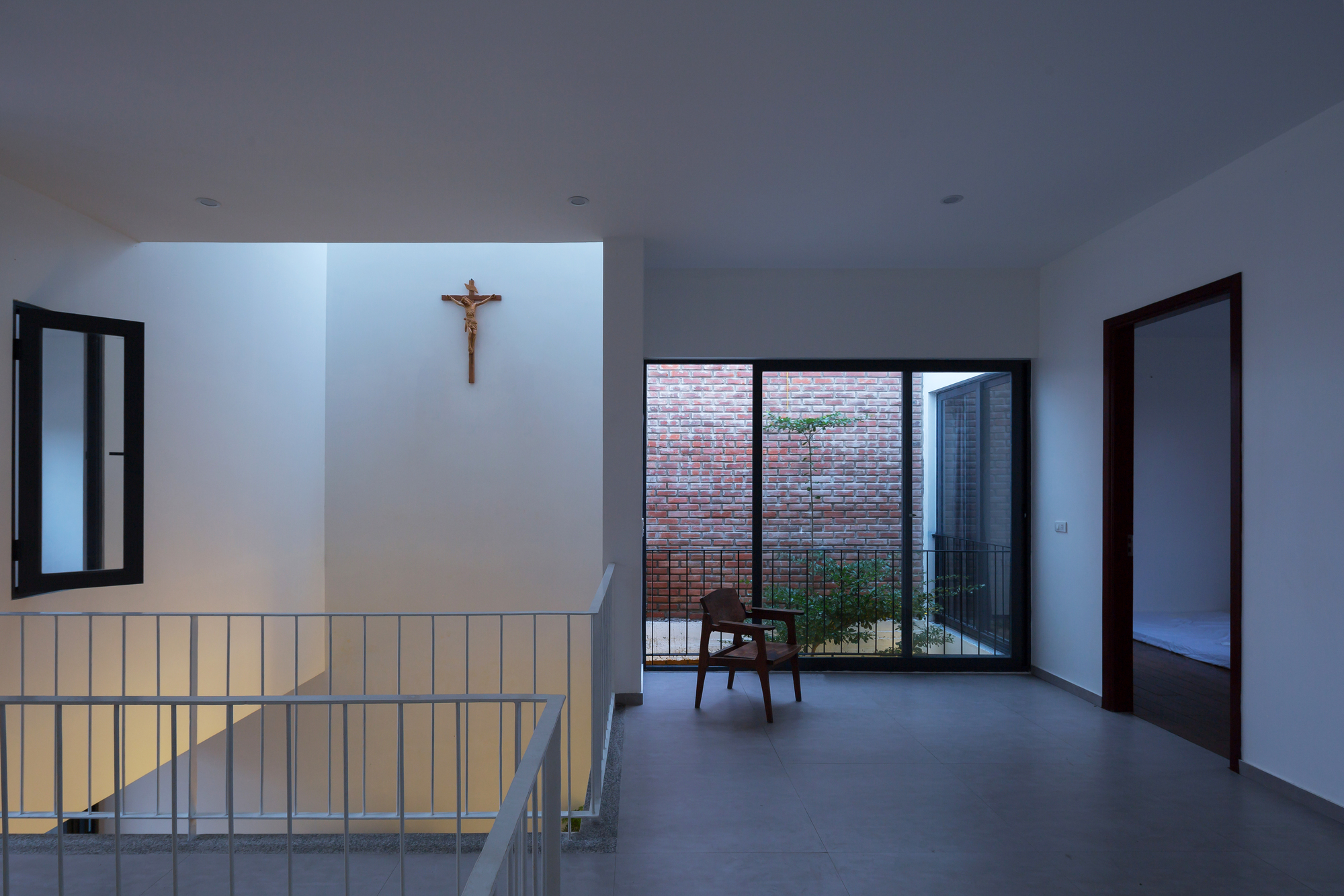 Gallery of T House / Dom Architect Studio - 22