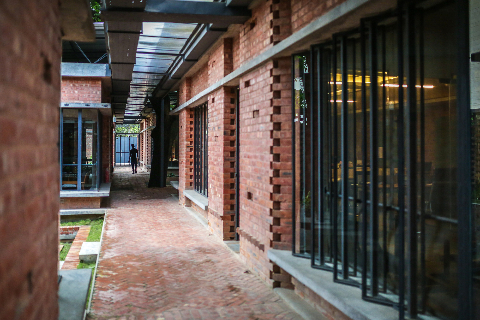 Galeria de Edifício Comercial Teach for Bangladesh / Studio Dhaka - 13