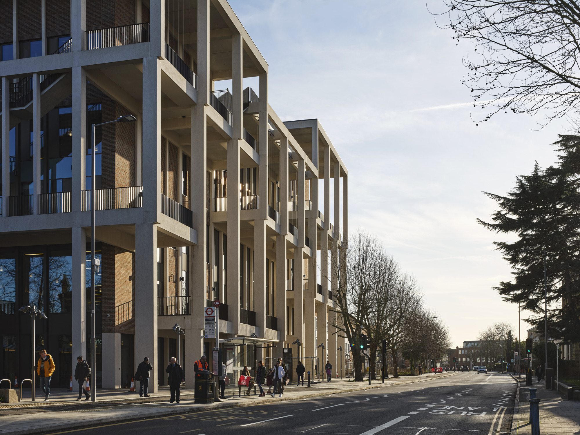 Galeria de Centro de Ensino da Kingston University / Grafton Architects ...