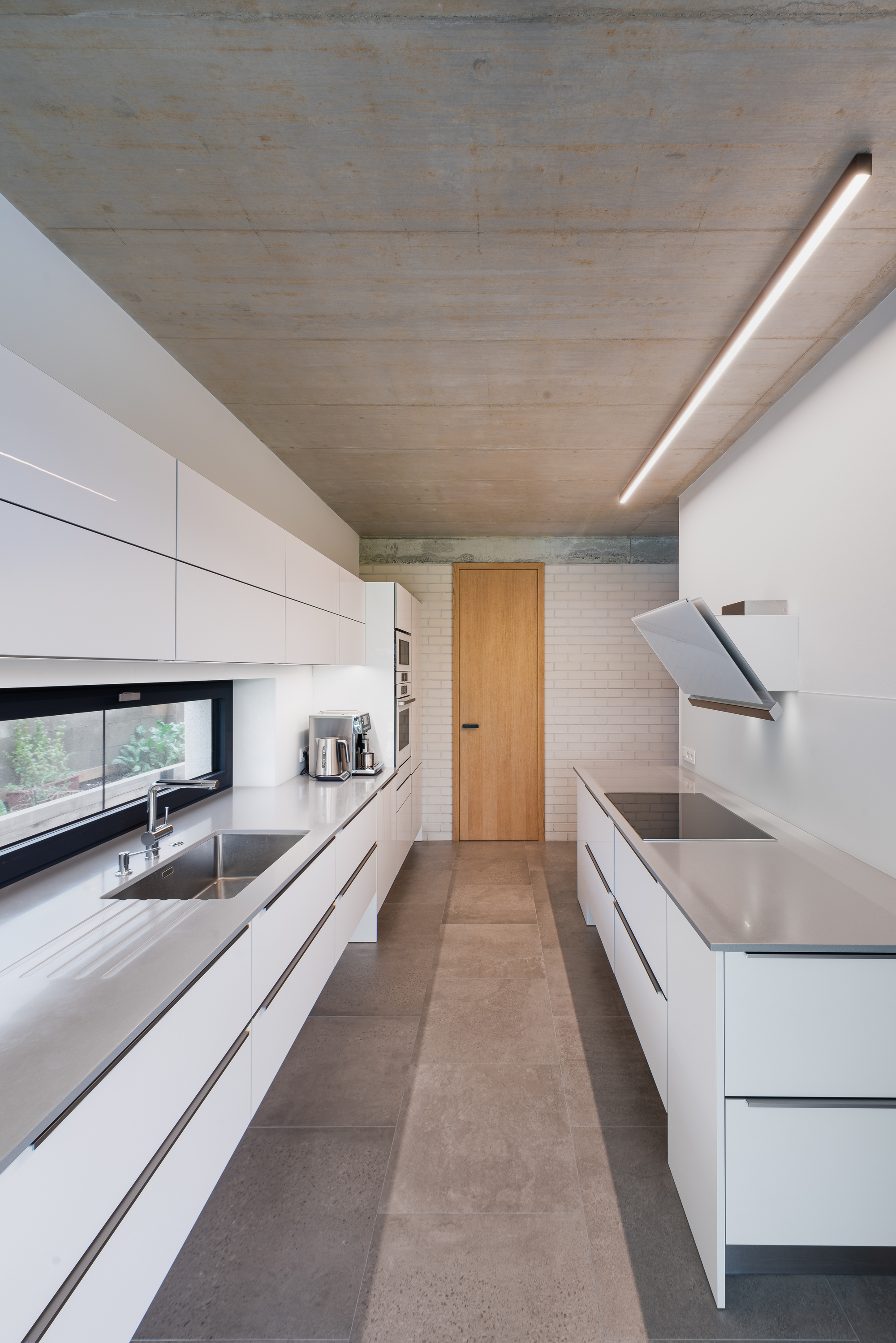 Gallery of BLNT house / AT26 architects - 21