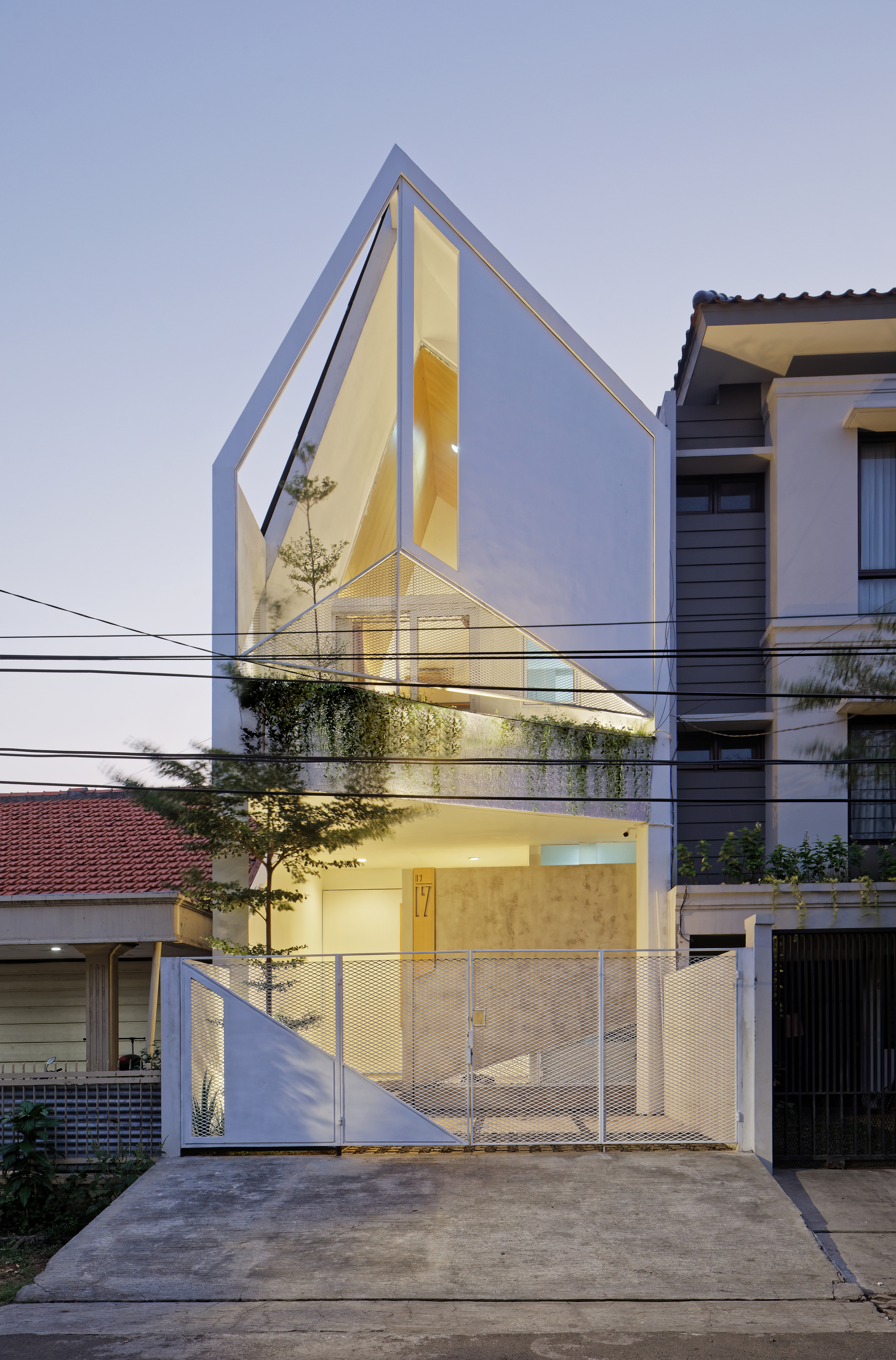 Gallery of Trow House / DELUTION - 14