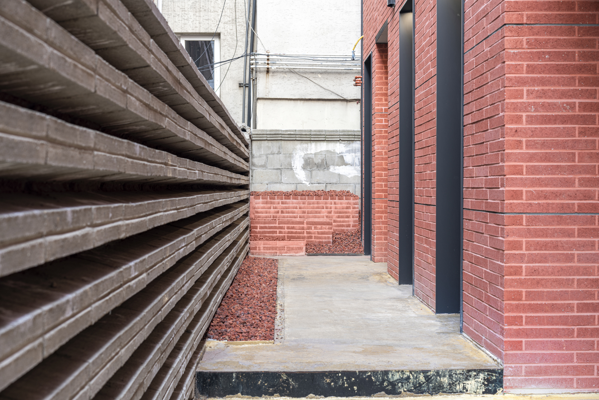 Gallery of Three Planes Five Layers Apartment Building / Shammah ...