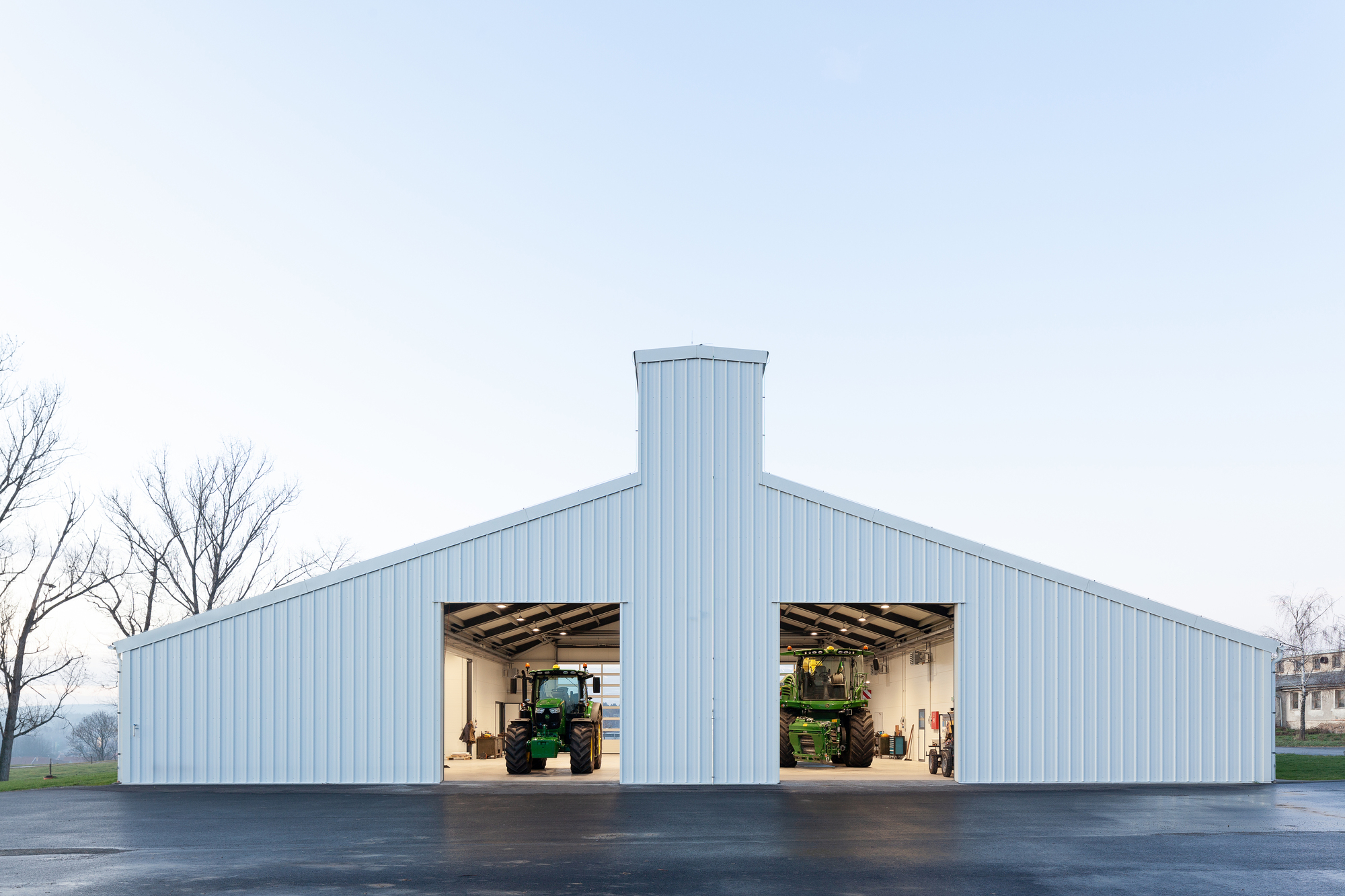 Gallery of White Shed / Atelier 111 Architekti - 10