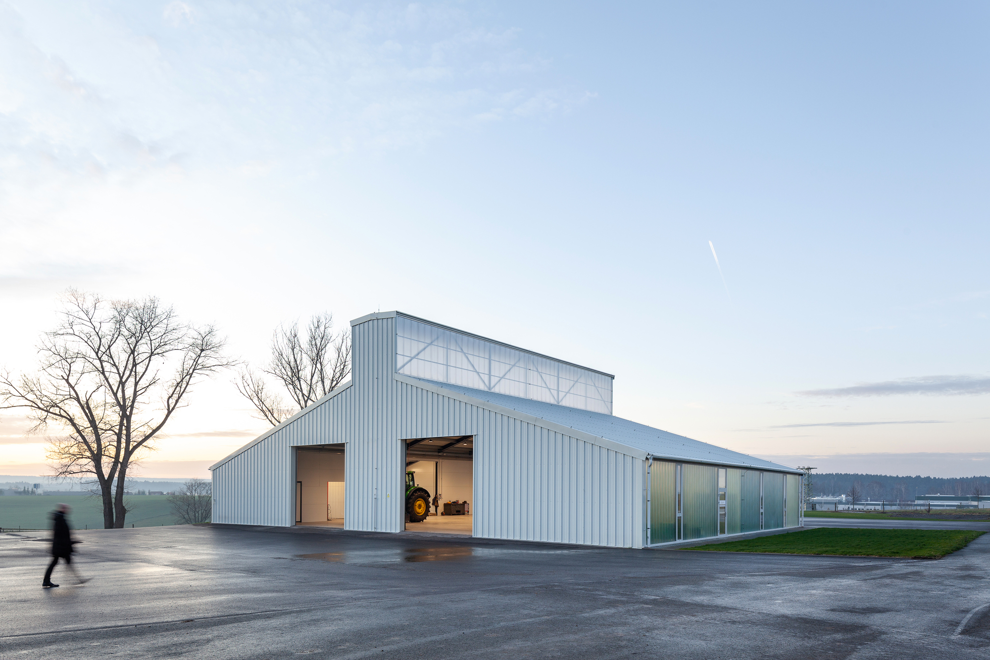 Gallery of White Shed / Atelier 111 Architekti - 4