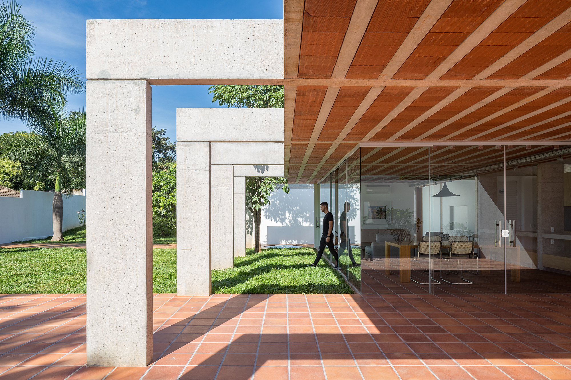 Casas brasileiras: 9 residências com viga invertida | ArchDaily Brasil