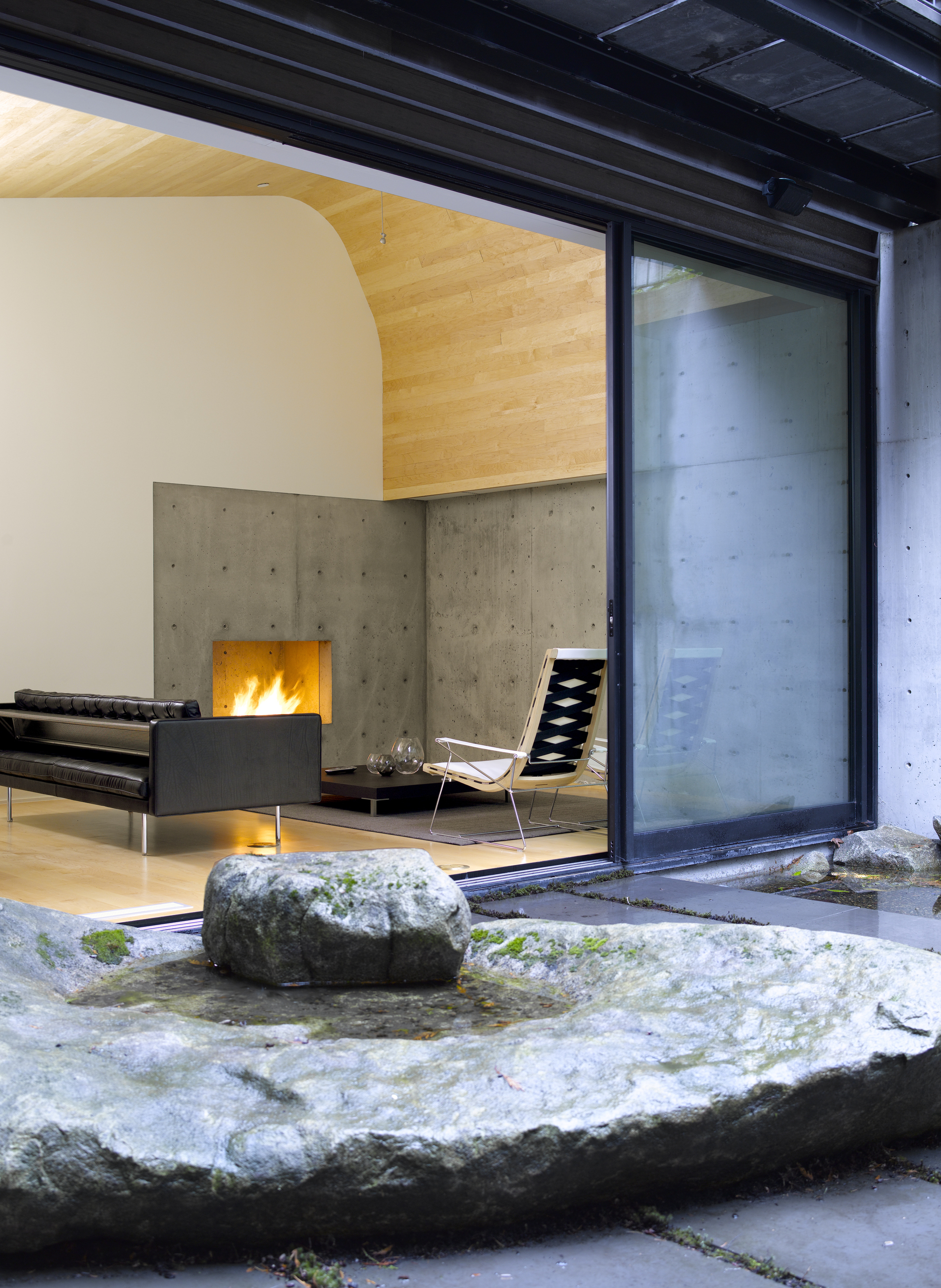 Gallery of Courtyard House on a Steep Site / Robert Hutchison ...