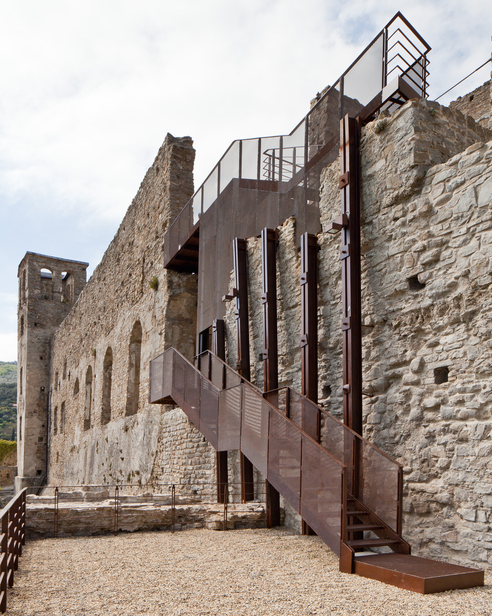 Galeria de Restauro do Castello dei Doria a Dolceacqua / LD+SR ...
