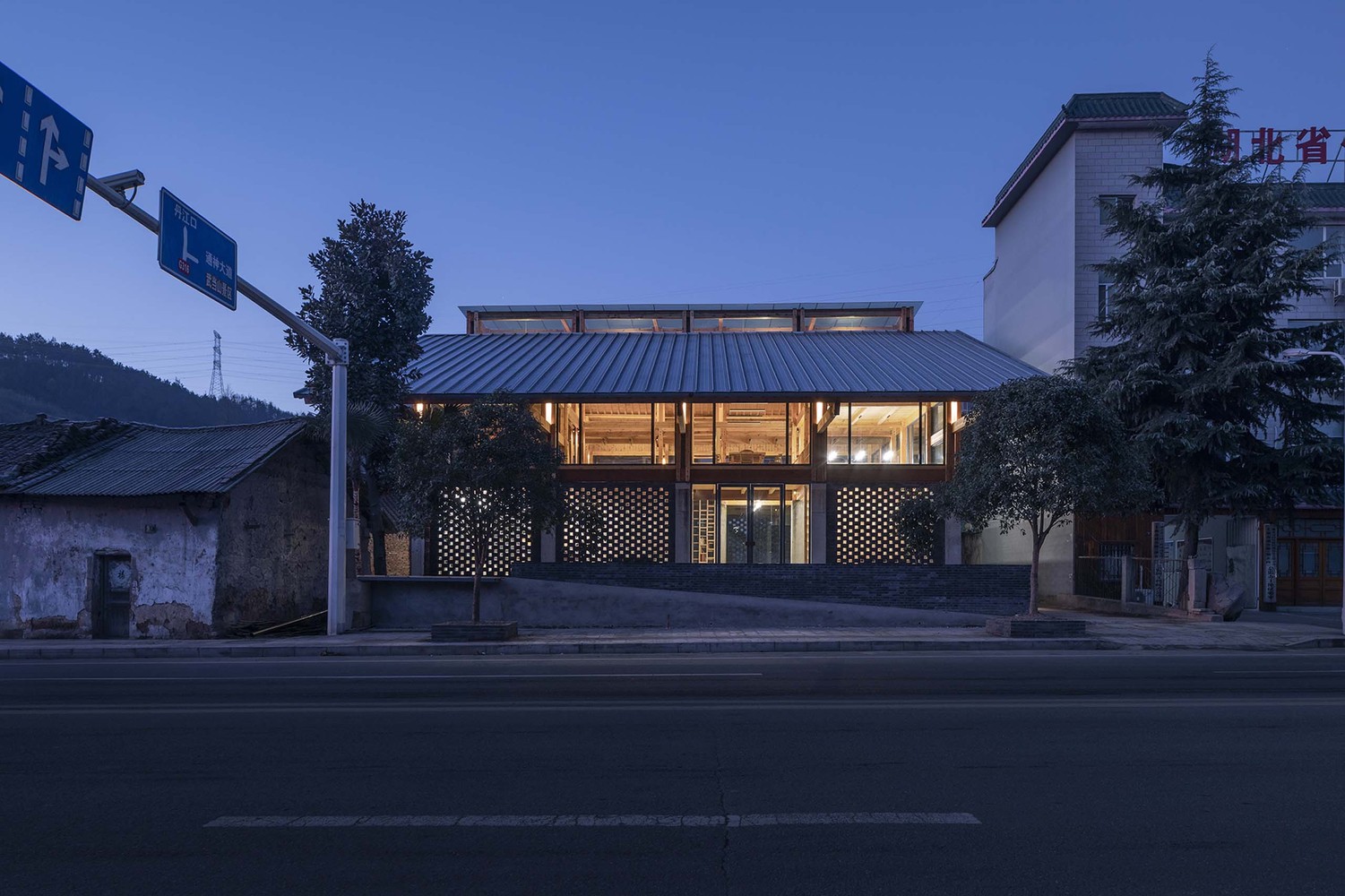 Gallery of Party and Public Service Center of Yuanheguan Village / LUO ...