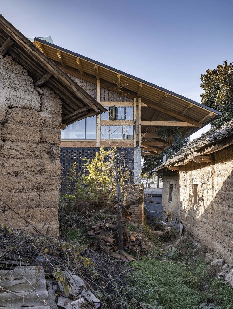 Gallery of Party and Public Service Center of Yuanheguan Village / LUO ...