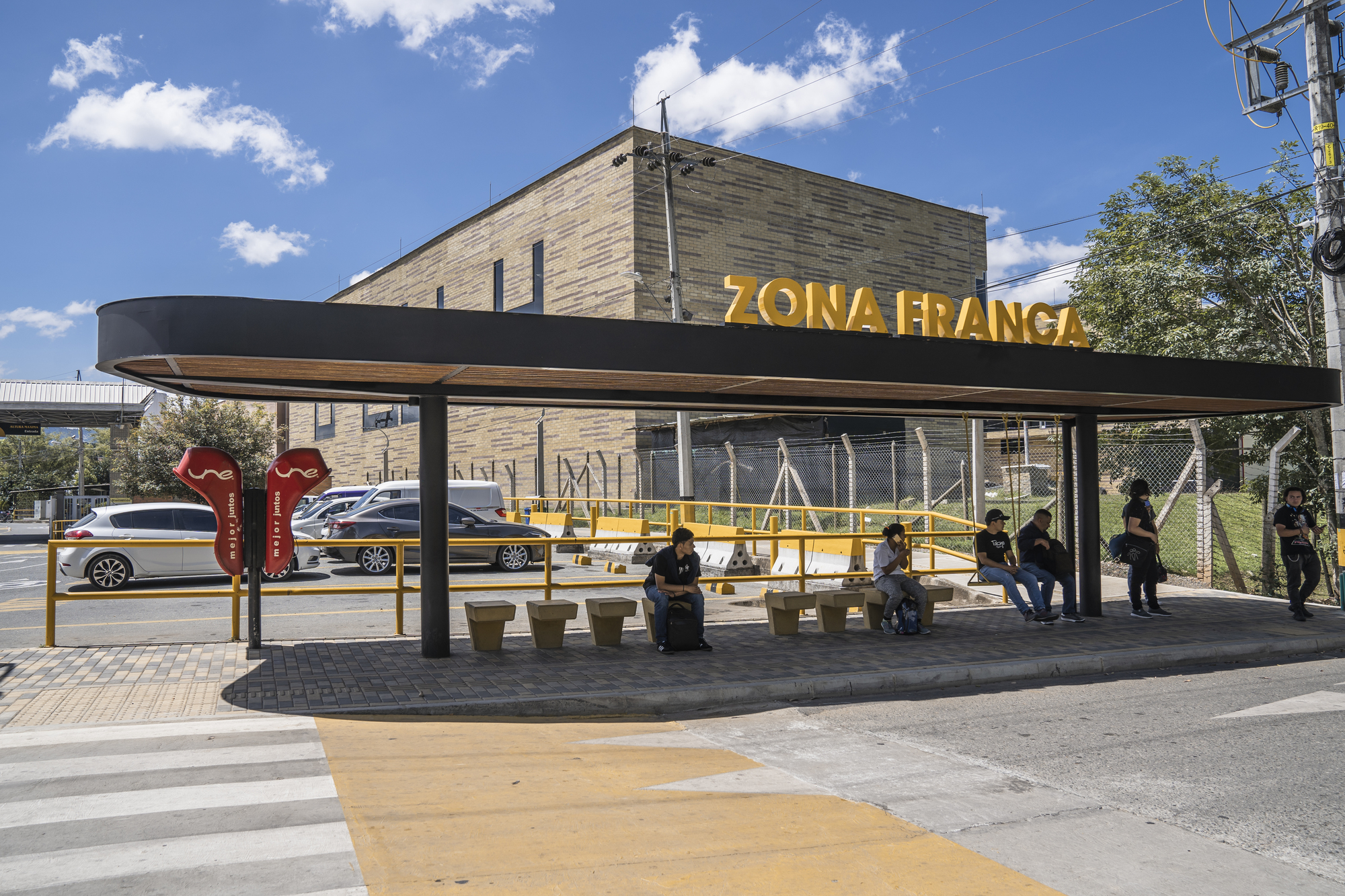 Galería de Parada de bus lúdica / Arquiurbano Taller - 7