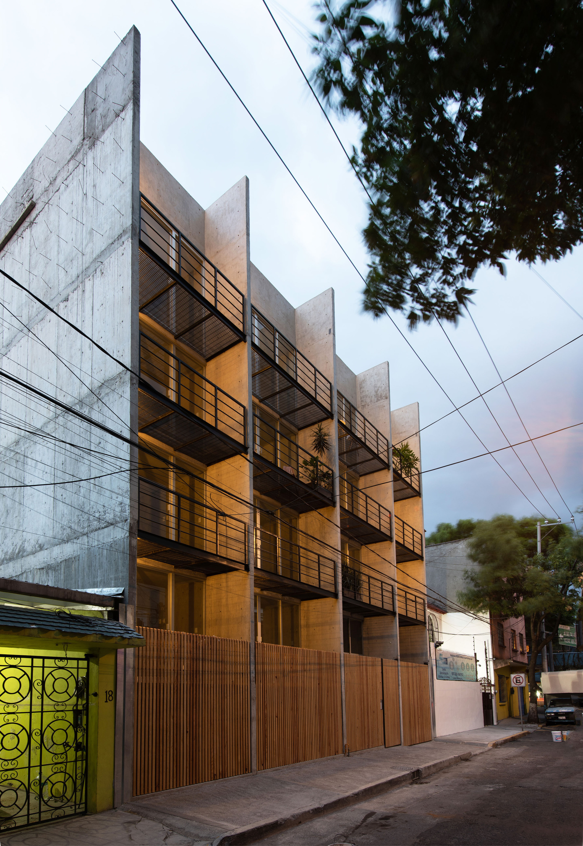 Gallery of Vibe Building / COOP Arquitectos - 4