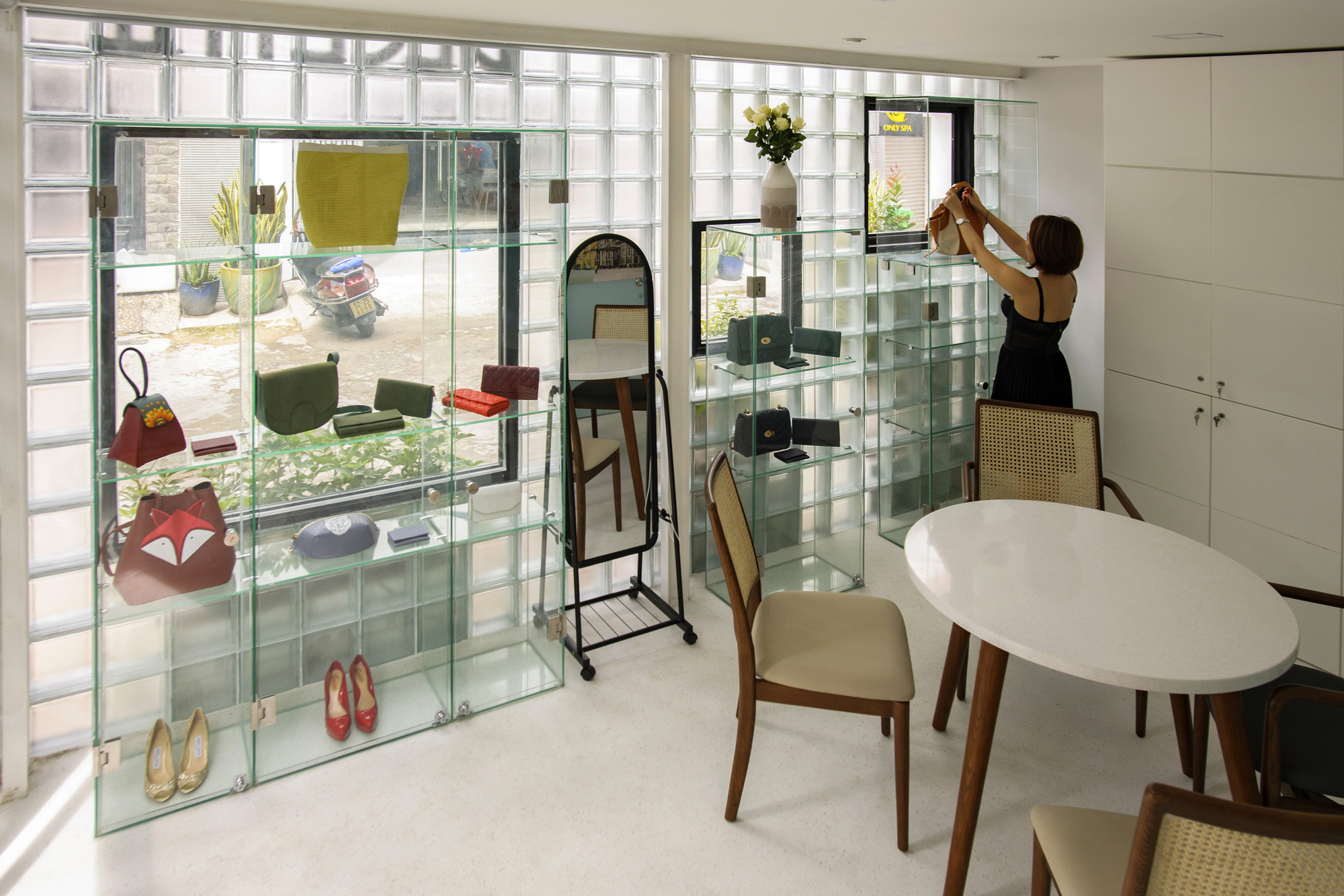 Gallery of Glass-block Micro House / ROOM+ Design & Build - 7