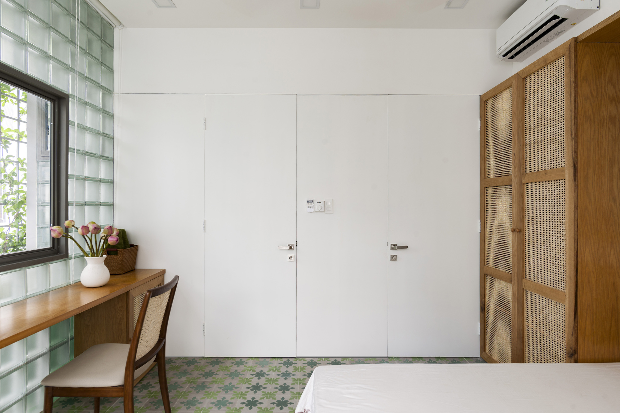 Gallery of Glass-block Micro House / ROOM+ Design & Build - 11