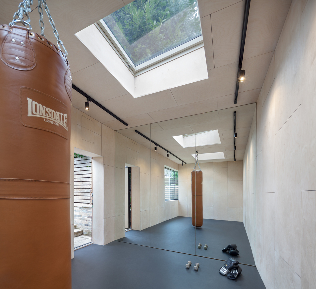 Gallery of 13 Design Solutions to Organize your Workout at Home - 11