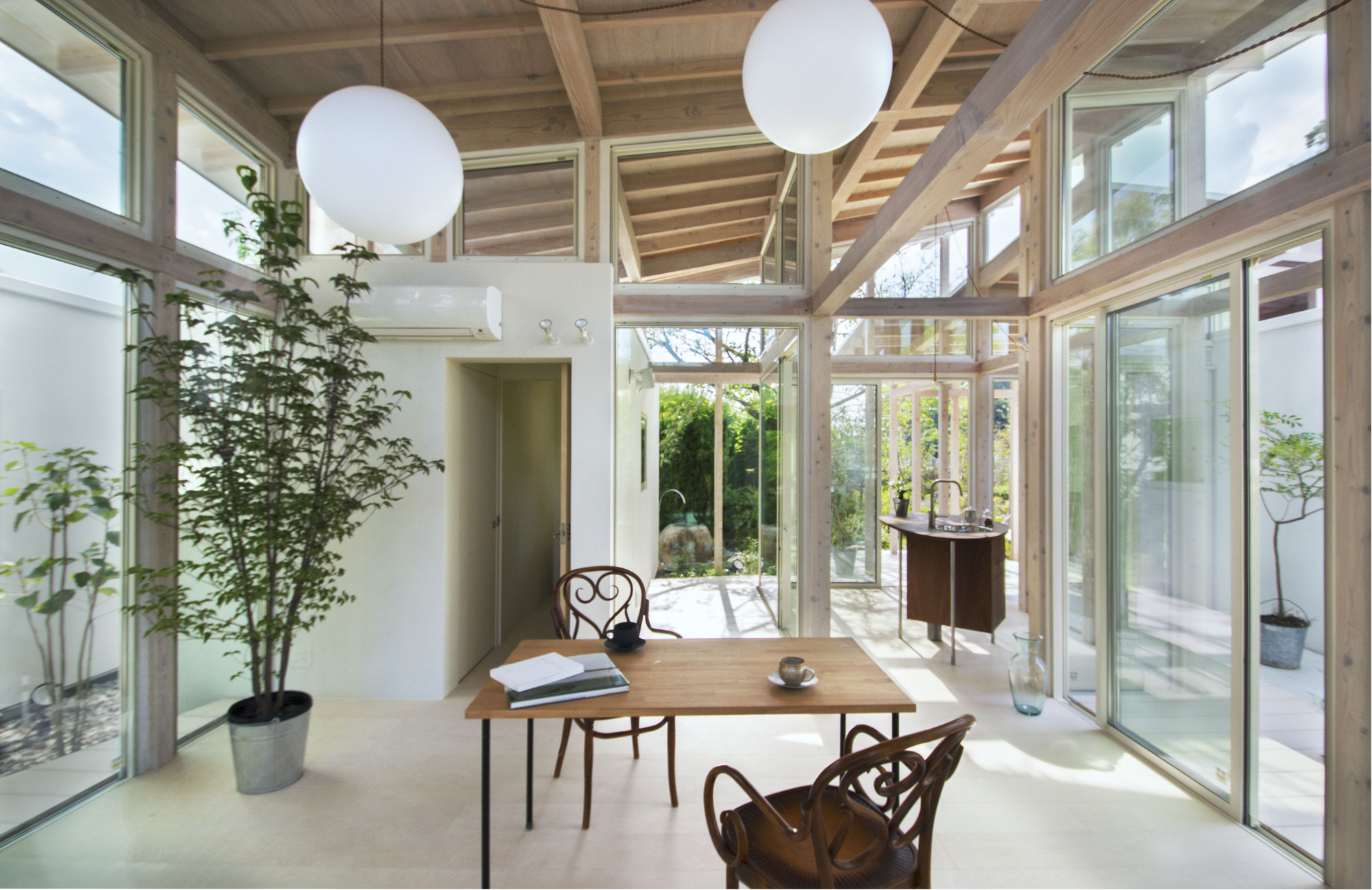 Gallery of House Surrounded by Hedges / Studio Velocity - 15