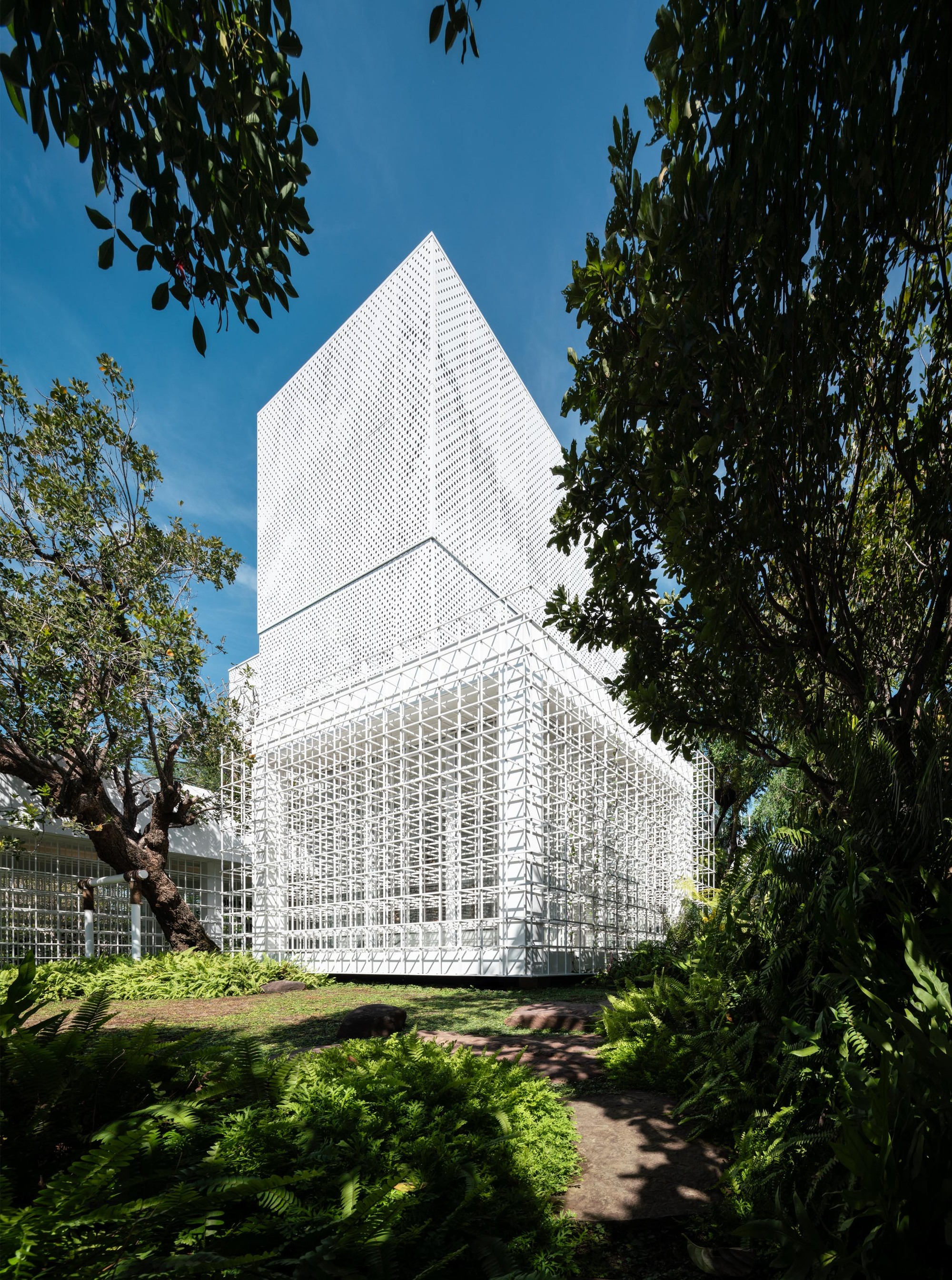 Gallery of Shade House / Ayutt and Associates design - 7