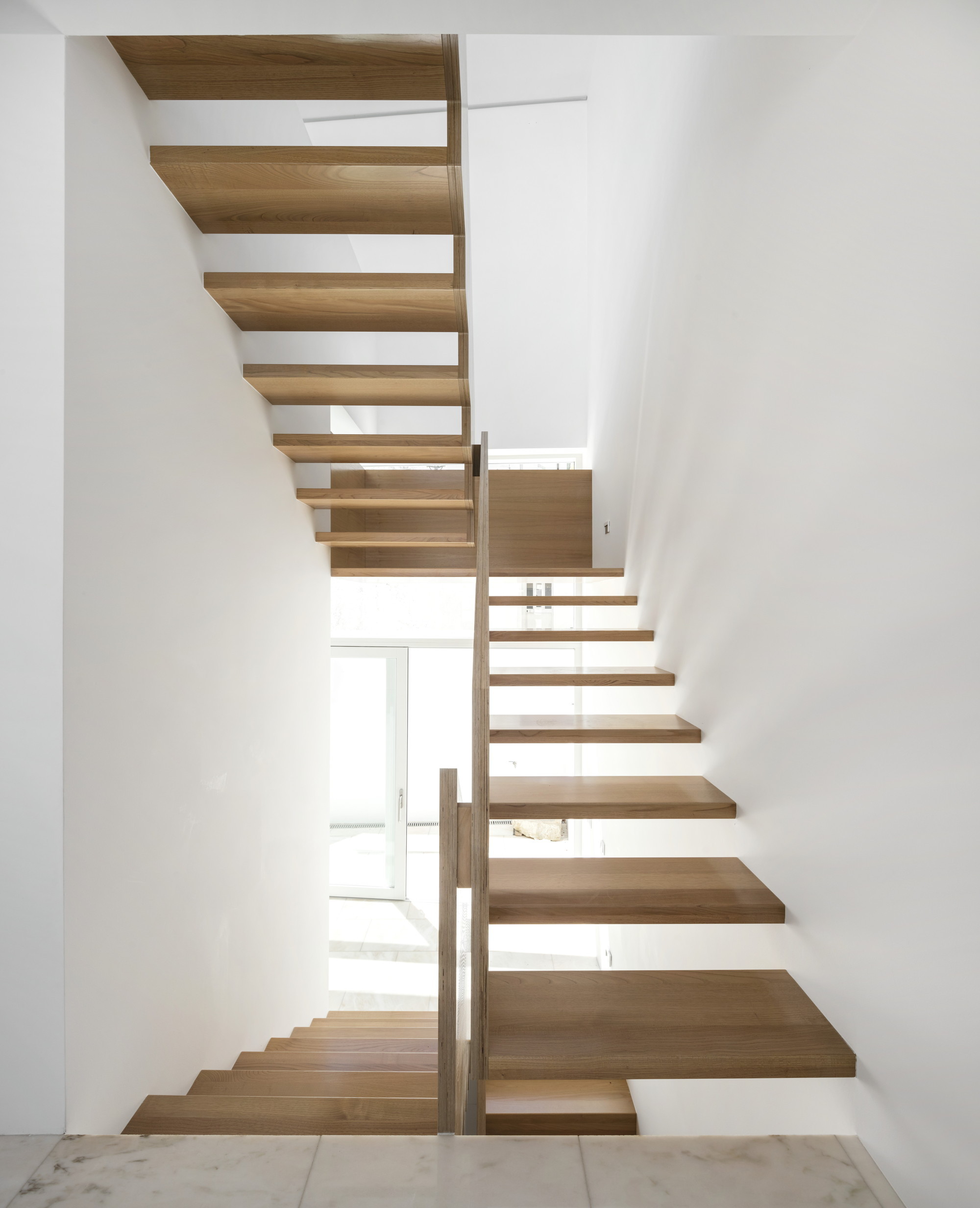 Galería de Versatilidad de escaleras de madera en 20 casas portuguesas - 3