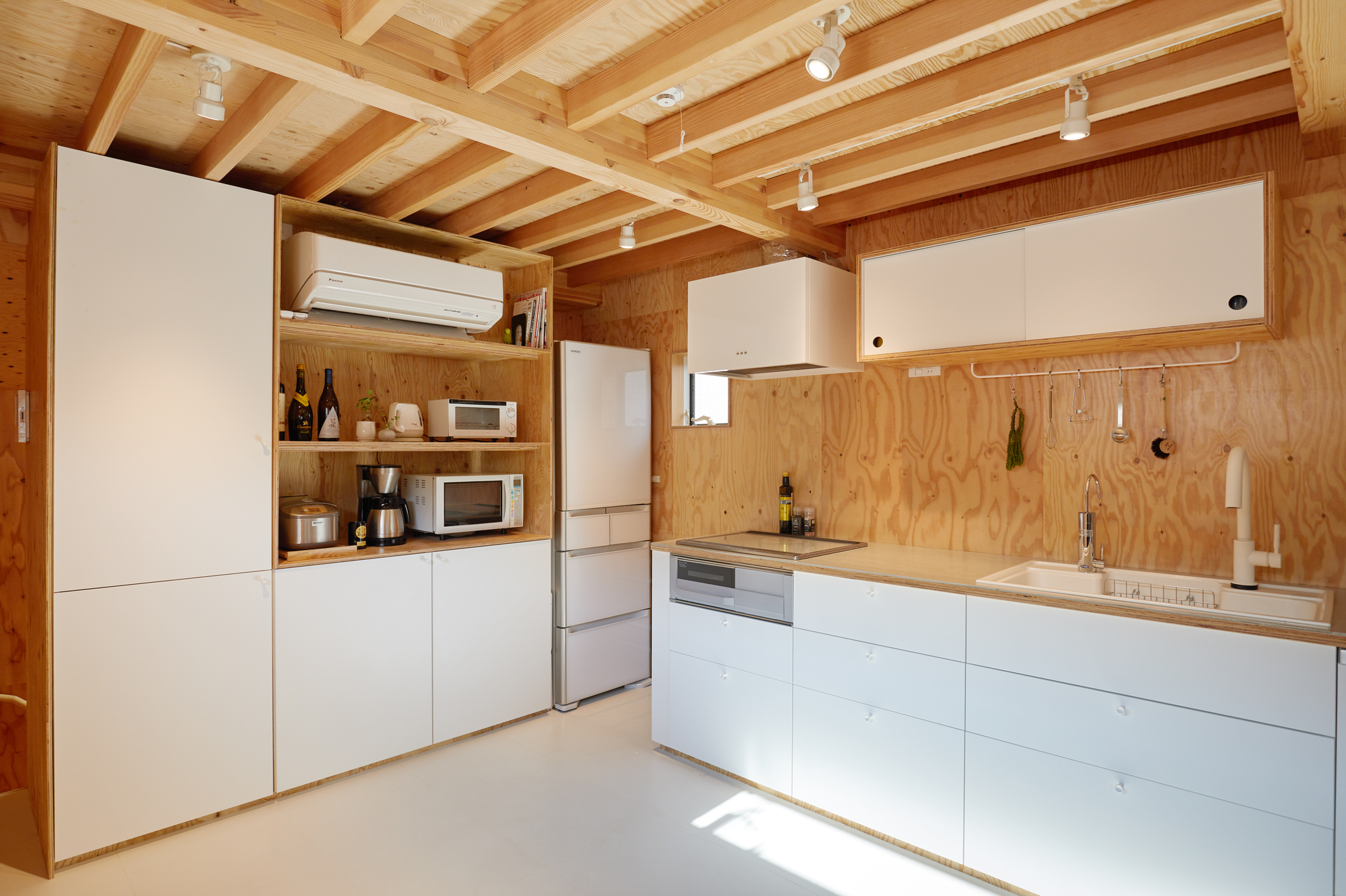 Gallery of Milk Carton House / Tenhachi Architect & Interior Design - 28