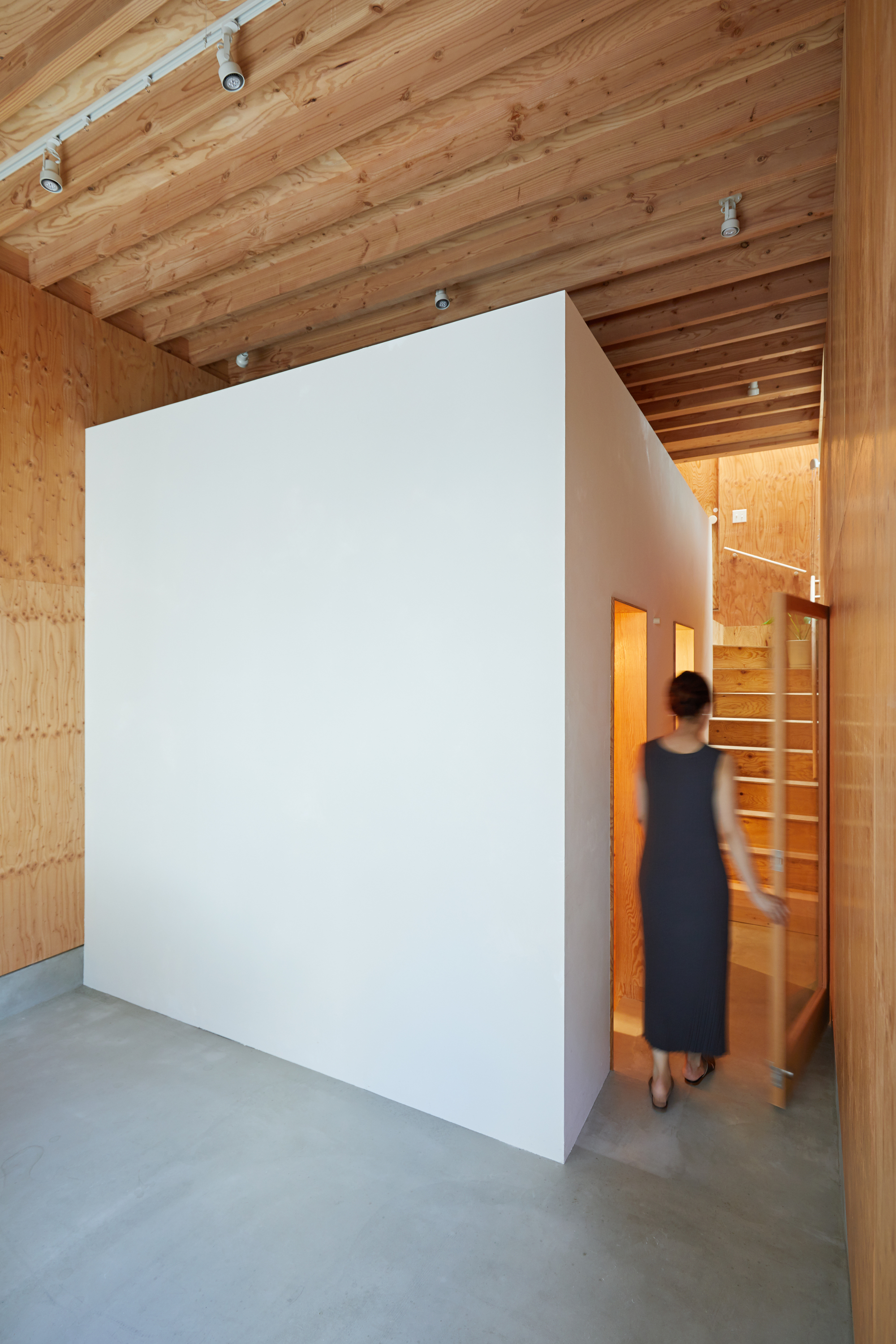 Gallery of Milk Carton House / Tenhachi Architect & Interior Design - 22