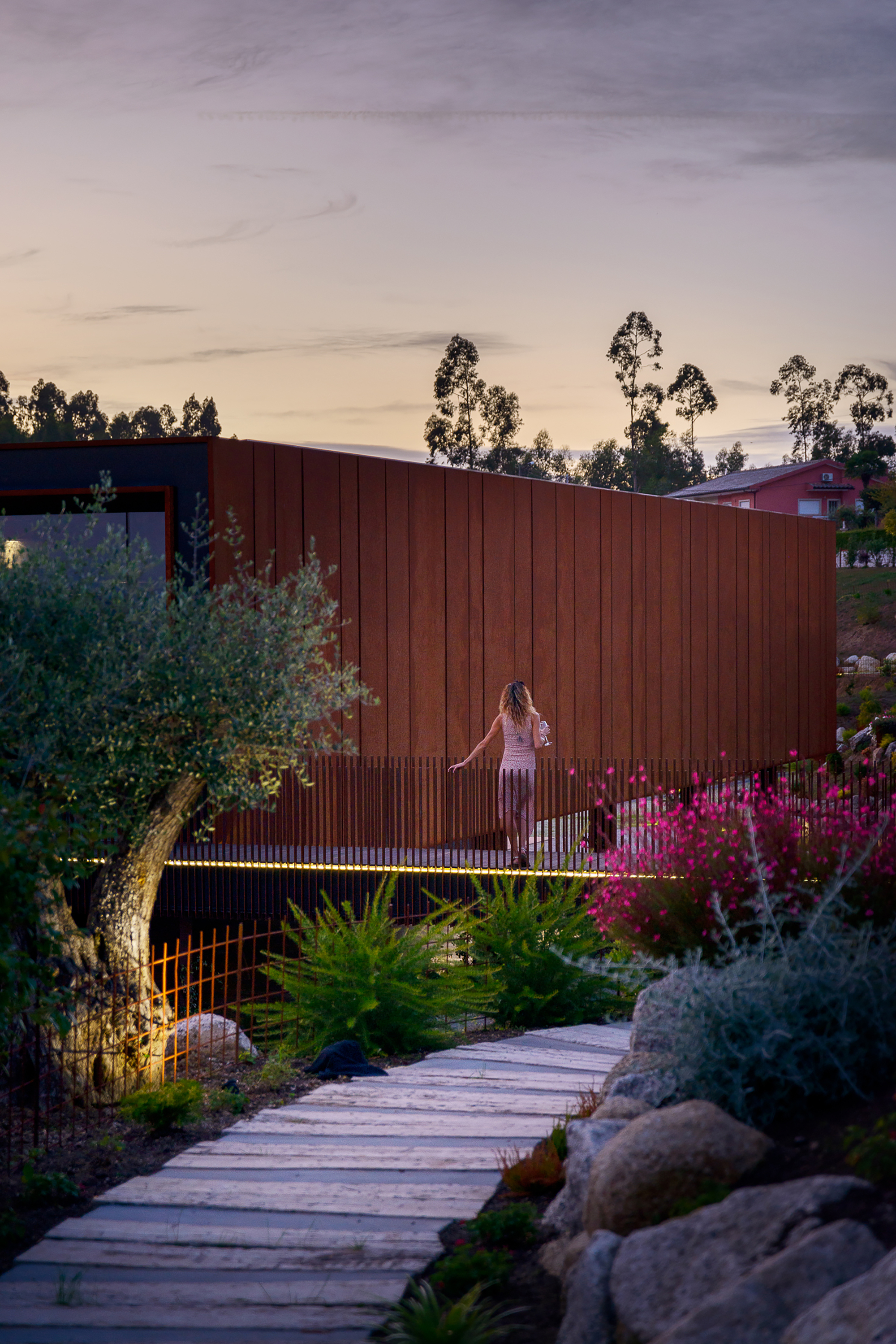 Gallery of Suspended Matter Box Cultural Center / MMVARQUITECTO - 13