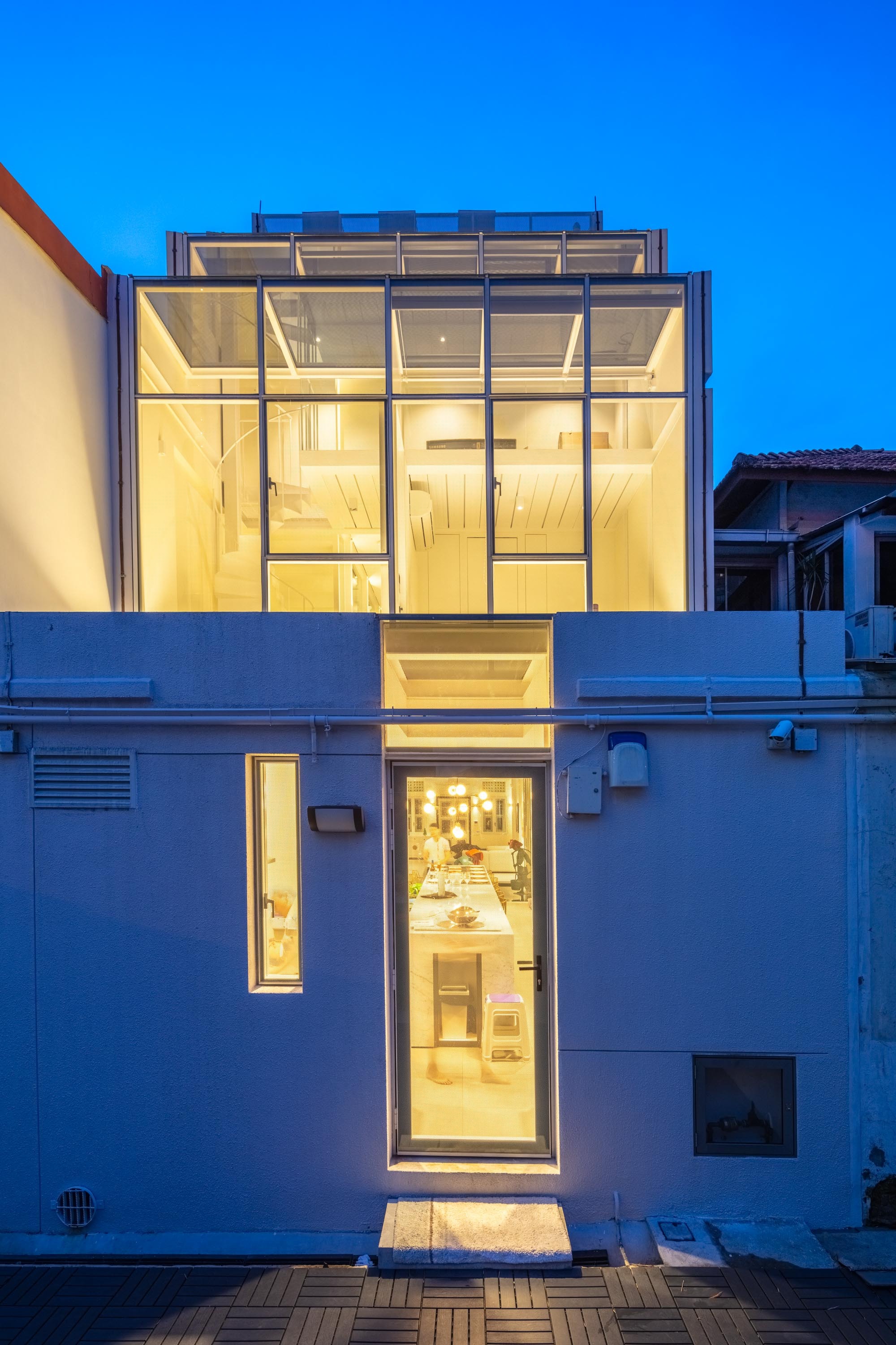 Gallery of House With Two Faces / RT+Q Architects - 11