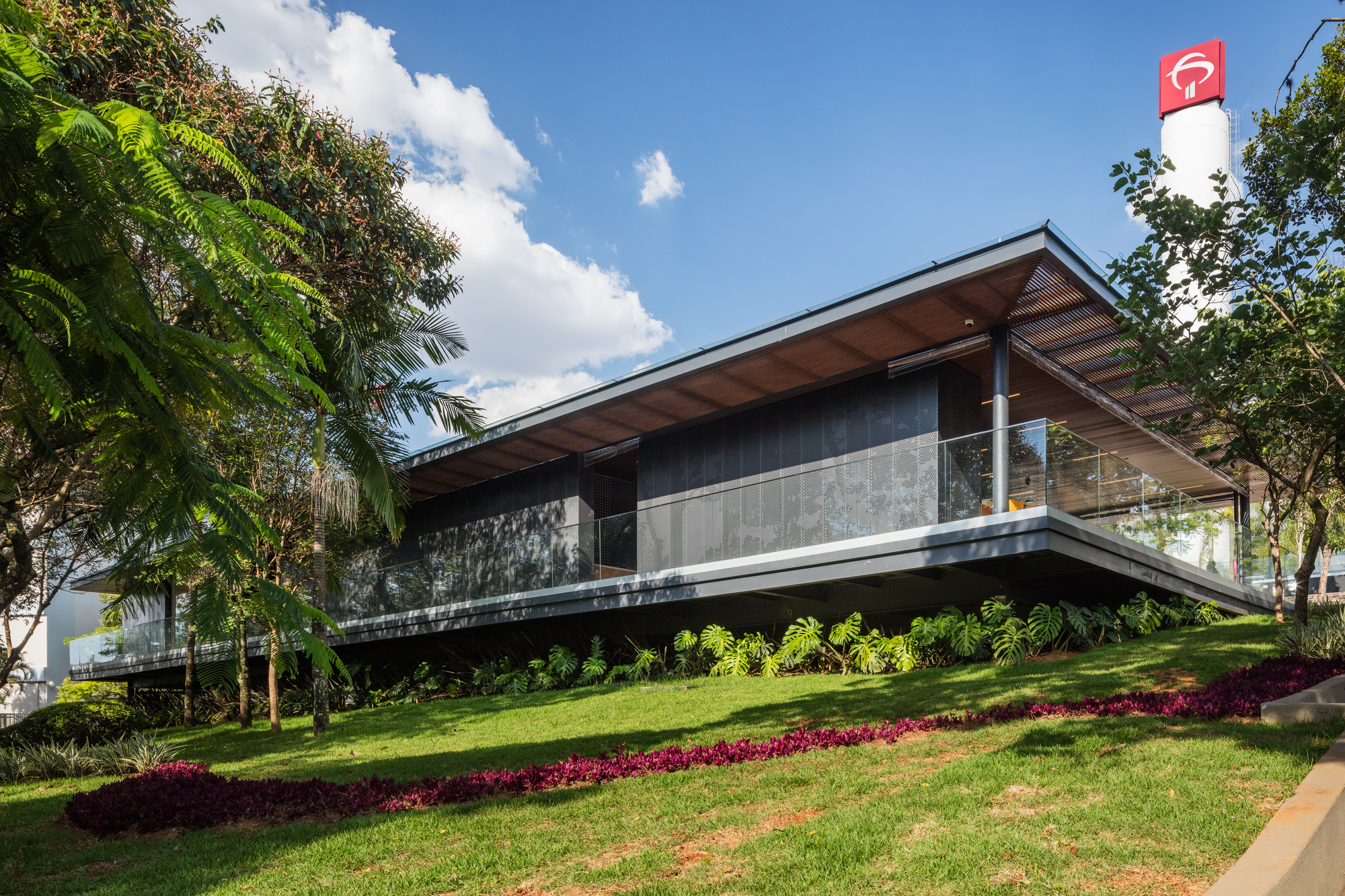 Gallery of Architectural Modules for Service Areas / DMDV arquitetos - 11