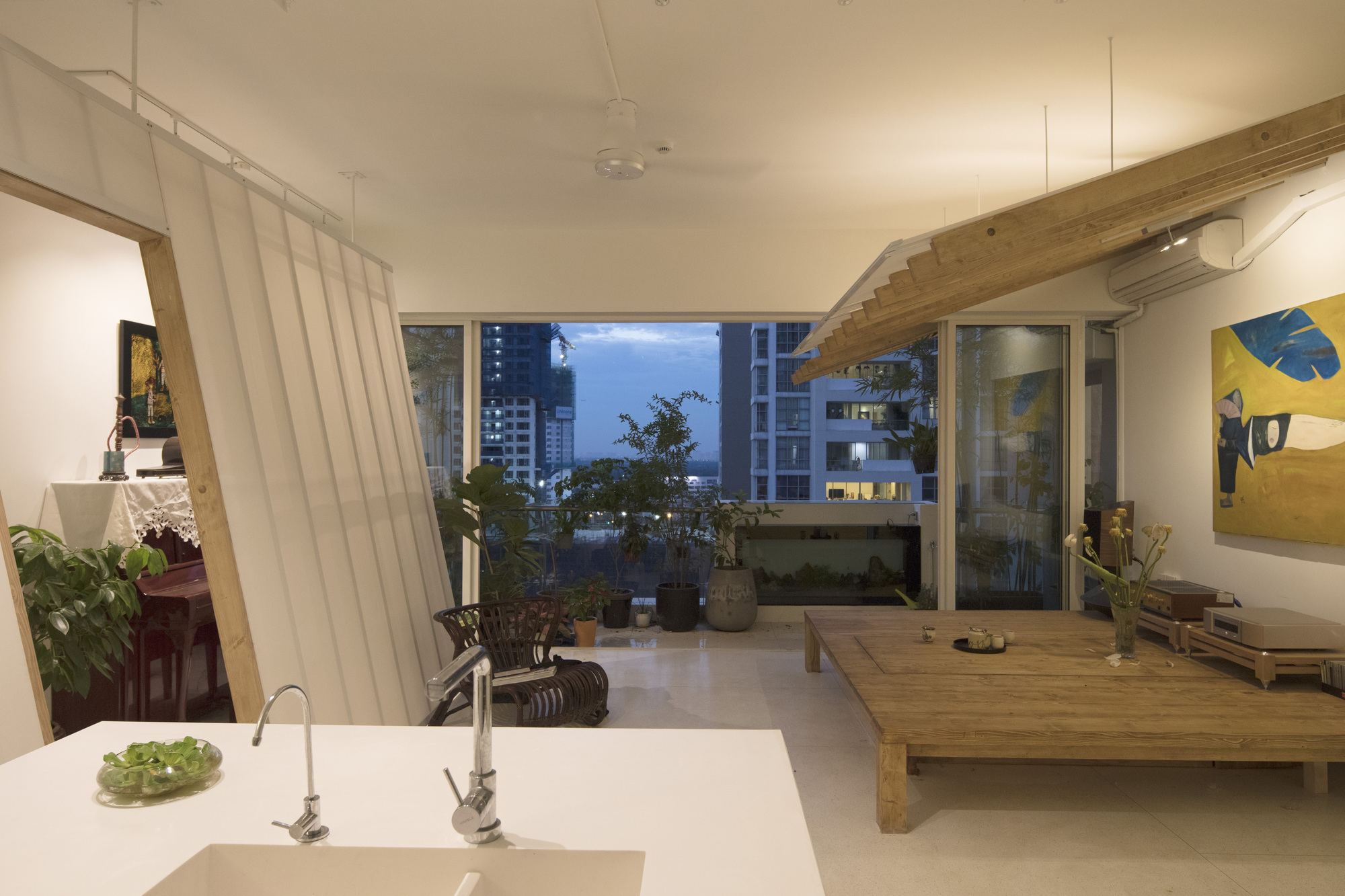 Gallery of Steepness of the Void Apartment / Voides - 13