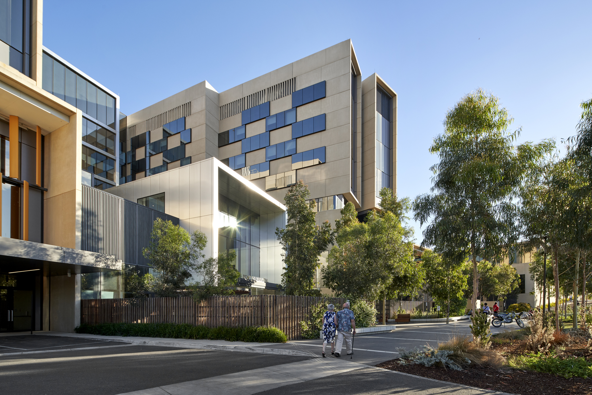 Gallery of Bendigo Hospital / Silver Thomas Hanley + Bates Smart - 7