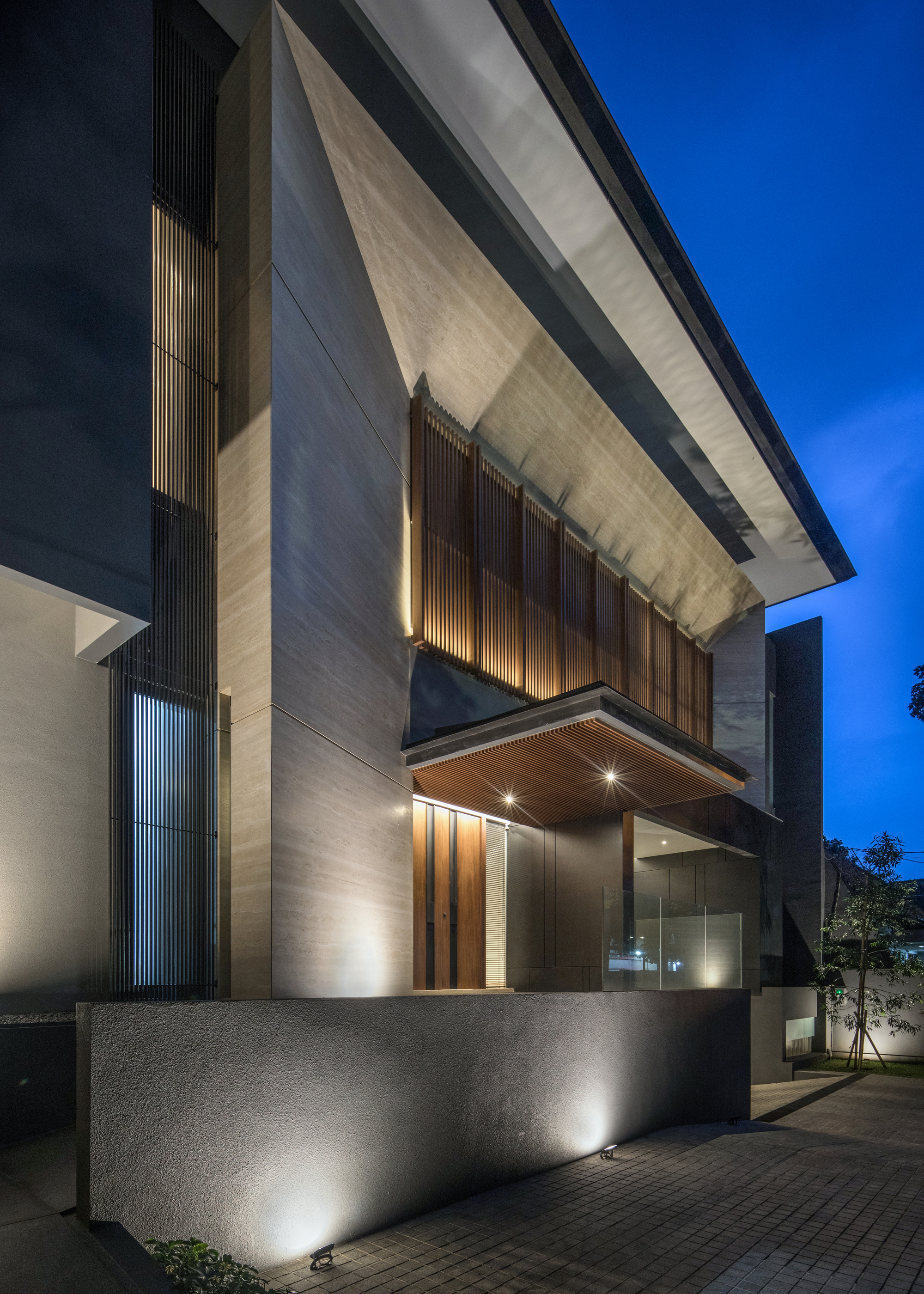 Gallery of FE House / Rakta Studio - 15