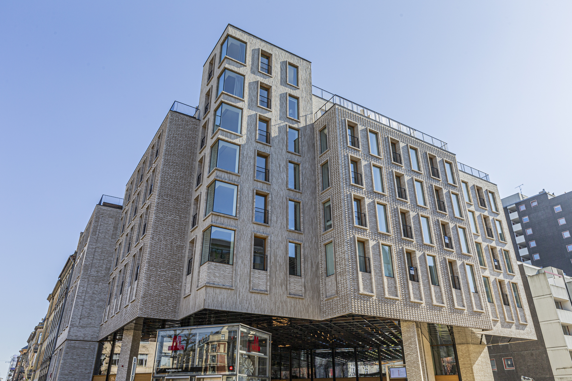 Gallery of Innovation and Collaboration in Brick Design Blends Past and ...