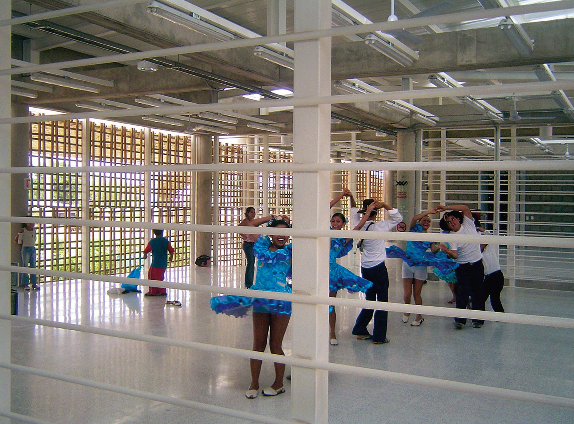 Gallery of Ventilation and Shade: Permeable Walls in Colombian ...