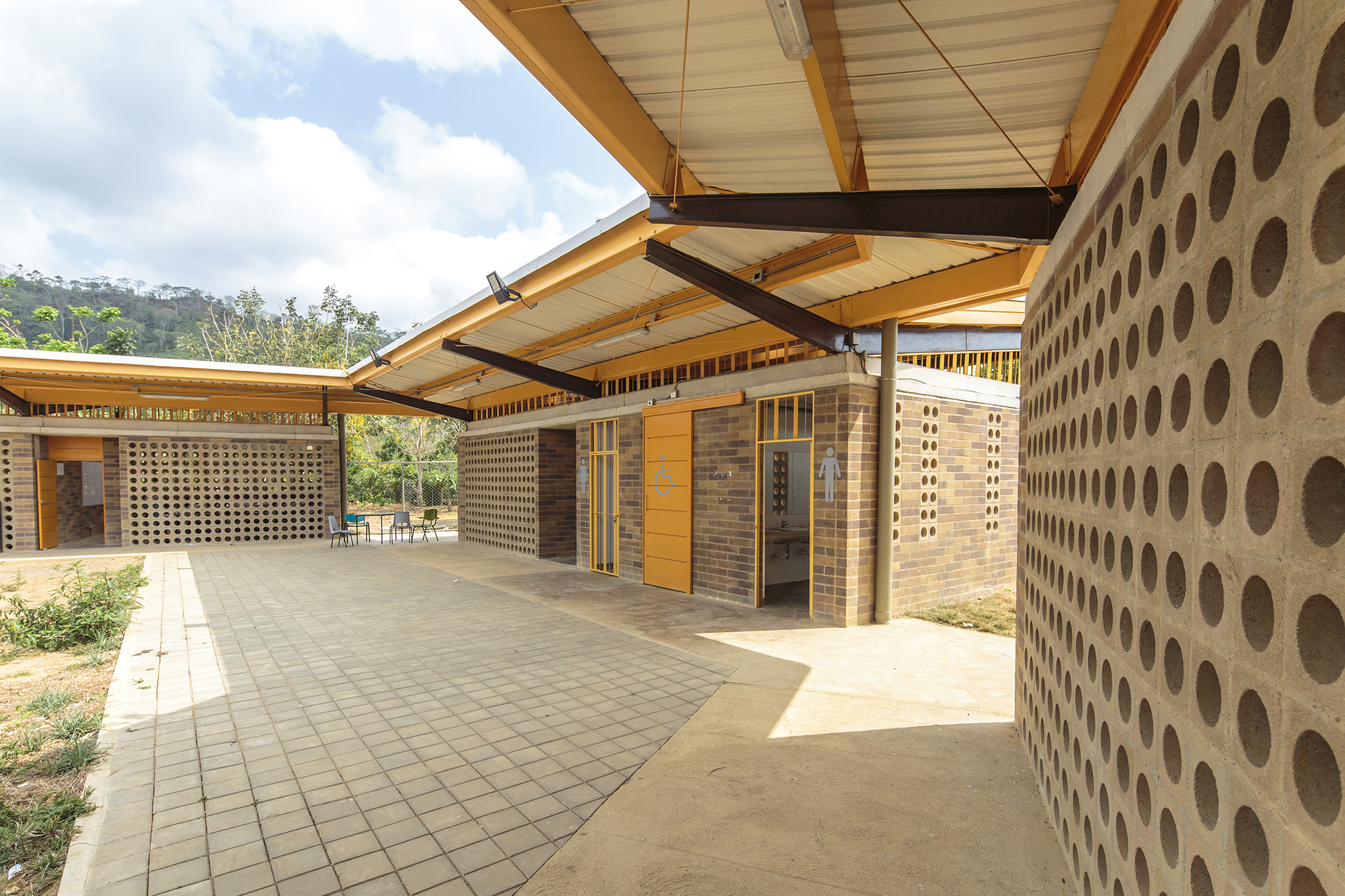 Gallery of Ventilation and Shade: Permeable Walls in Colombian ...