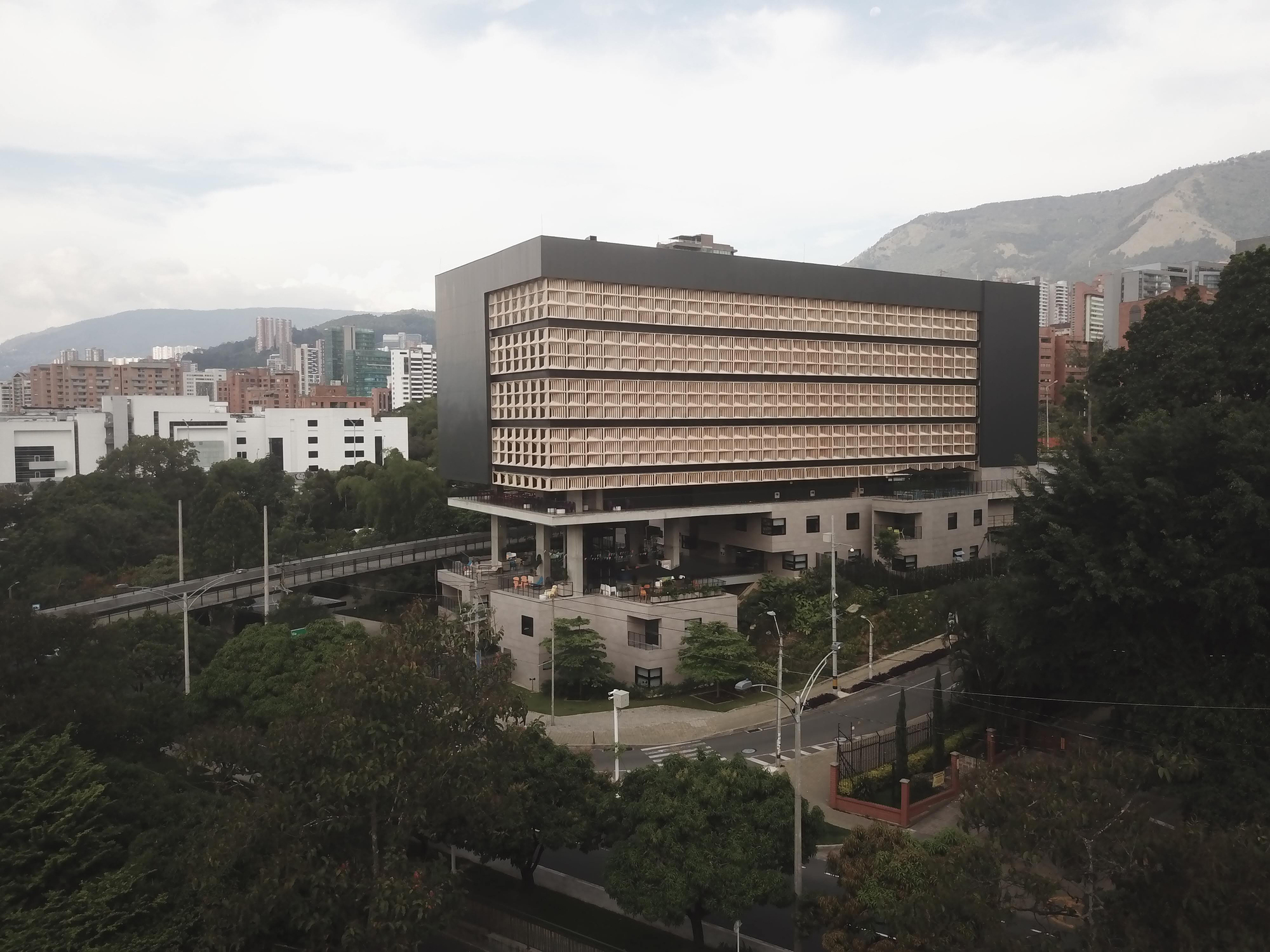 Gallery of Ventilation and Shade: Permeable Walls in Colombian ...