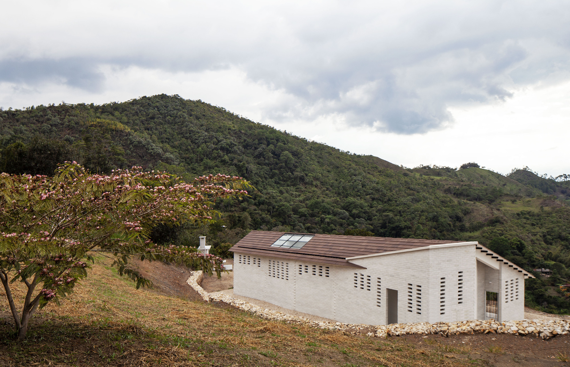 Gallery of Ventilation and Shade: Permeable Walls in Colombian ...
