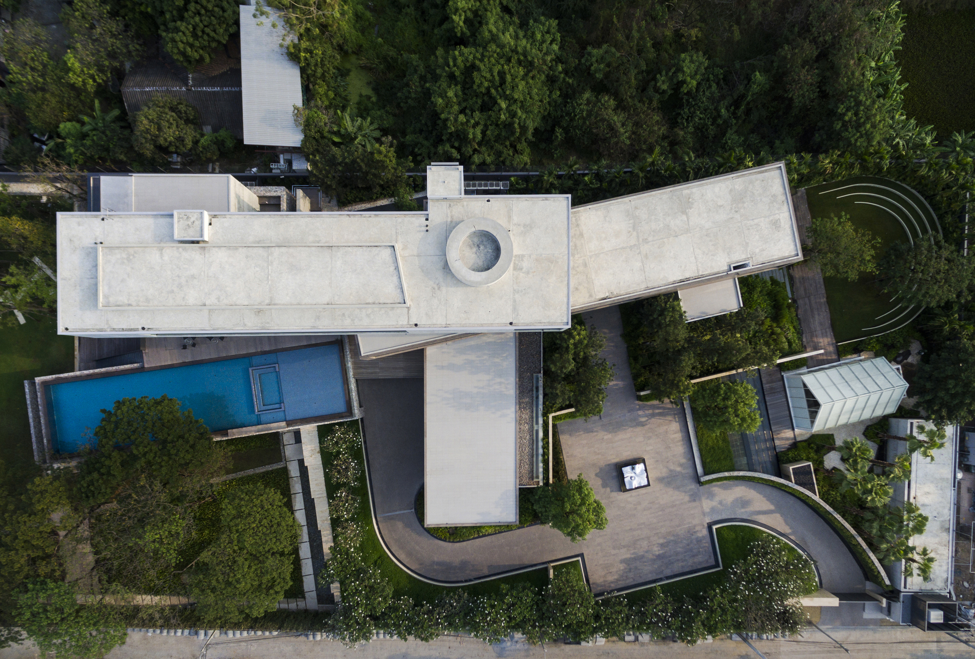 Gallery of Twisted House / Architects 49 House Design Limited - 8