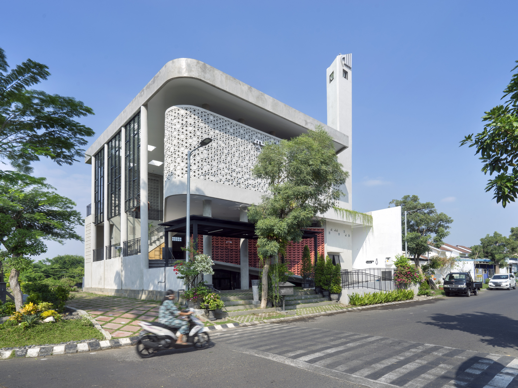 Gallery of Honeycomb Mosque / Andyrahman Architect - 30