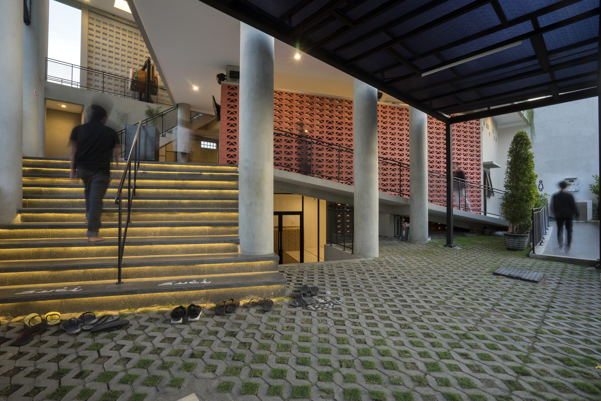 Gallery of Honeycomb Mosque / Andyrahman Architect - 25