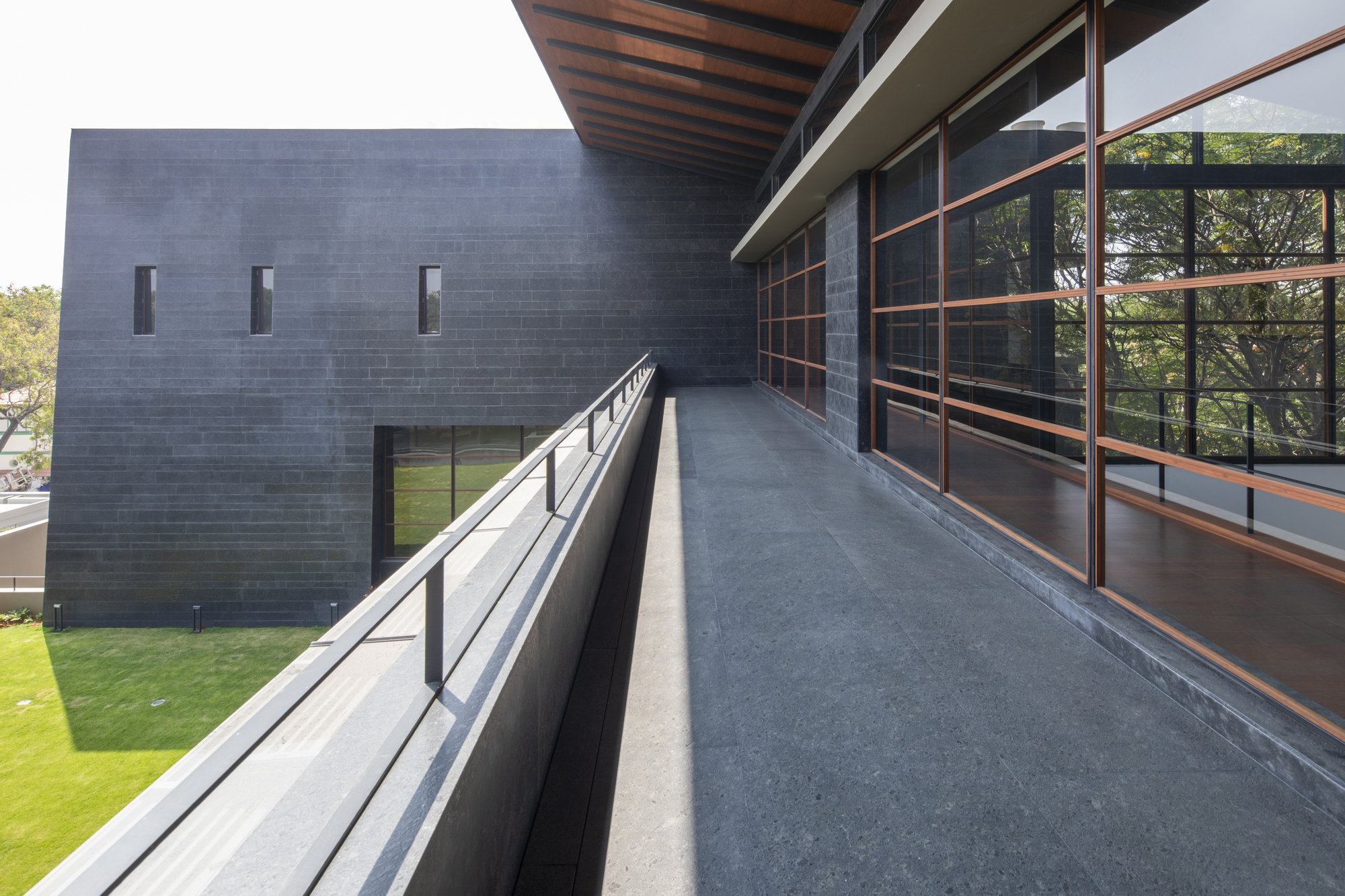 Gallery of Black Bastion House / Spasm Design - 17